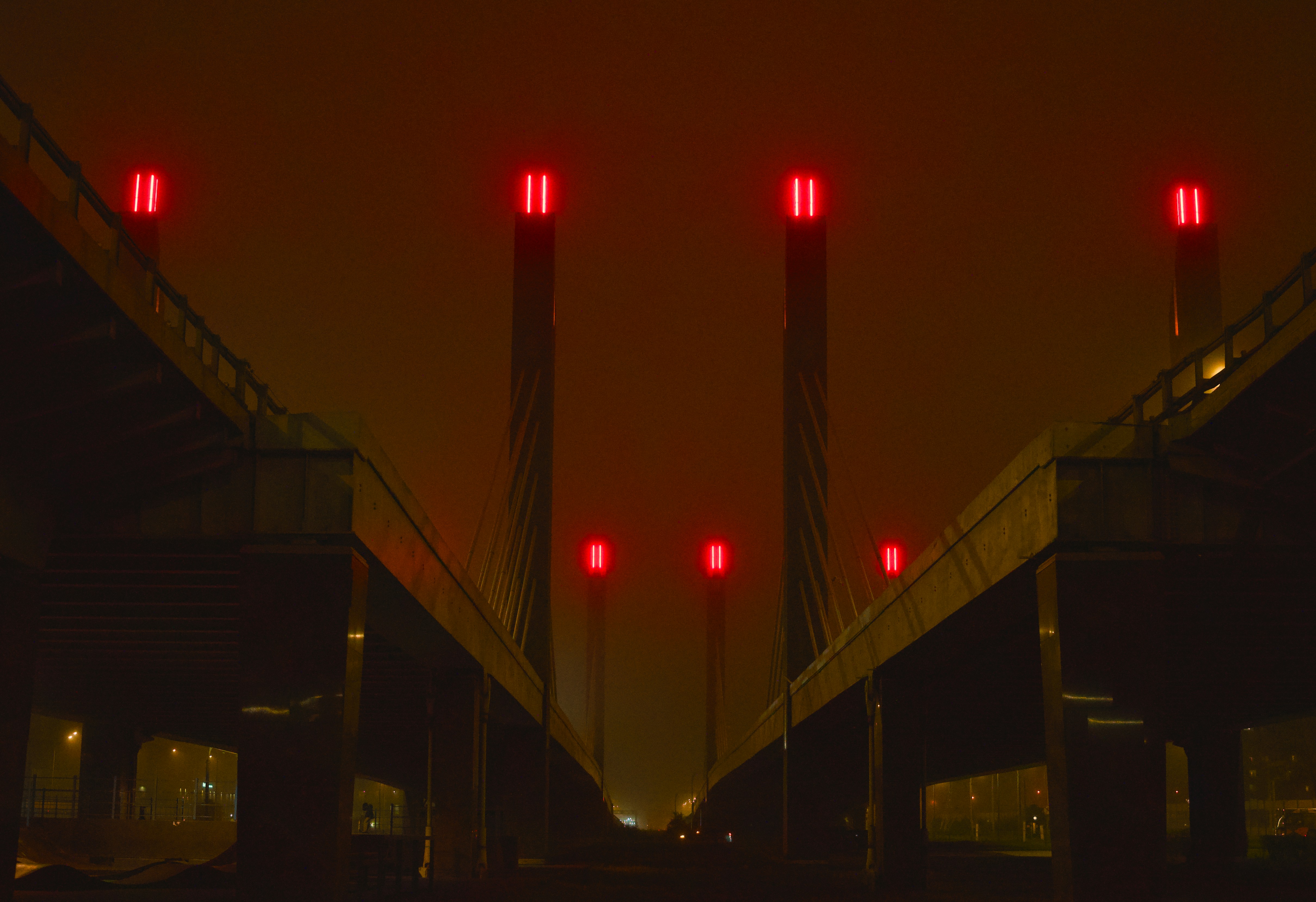 Red Beacons Align: A Night Approach Through a Symmetrical Bridge
