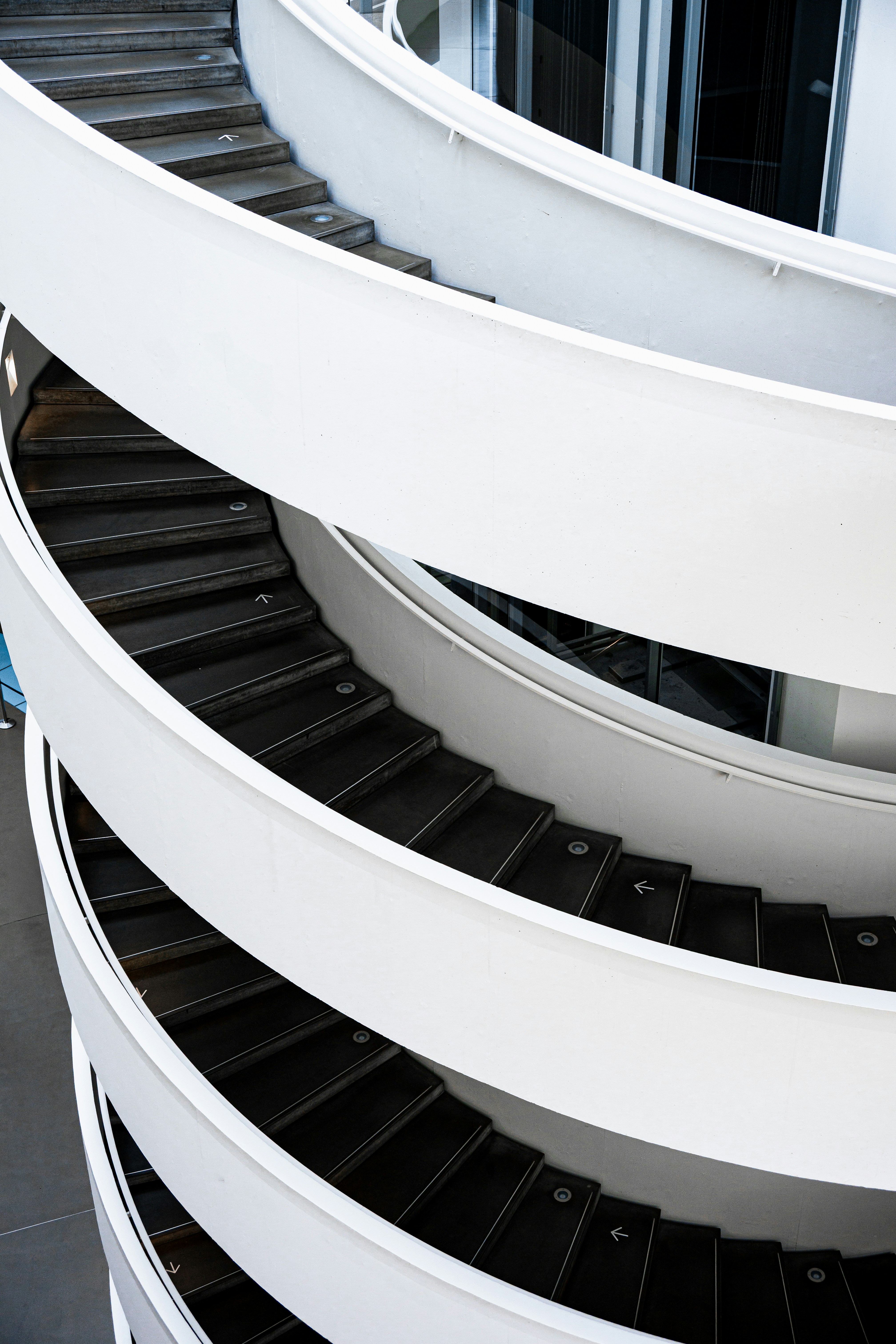 Rings in White: A Spiraling Staircase Makes Architectural Art