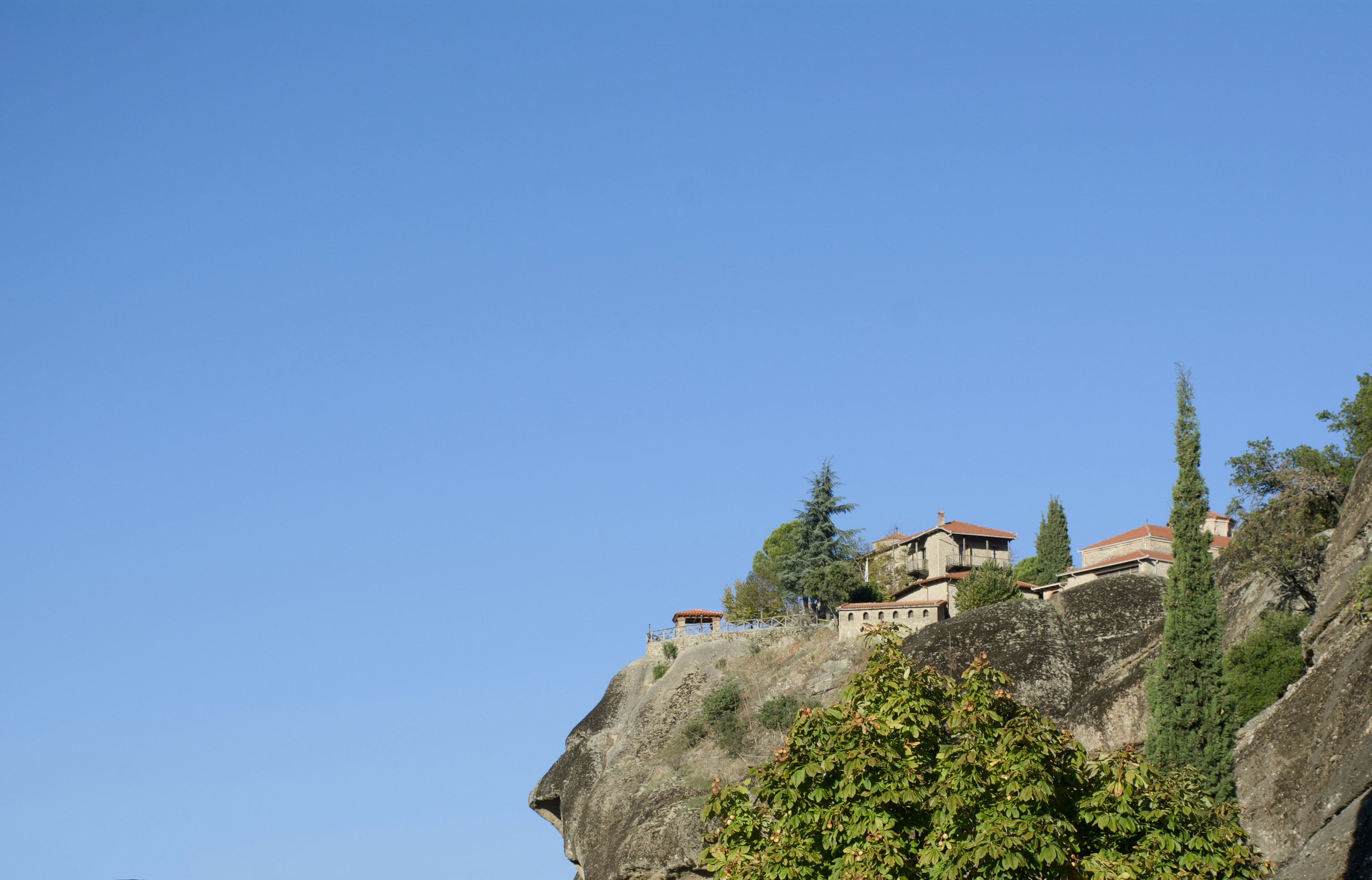 Clifftop Haven: A Serene Retreat Above the Valley