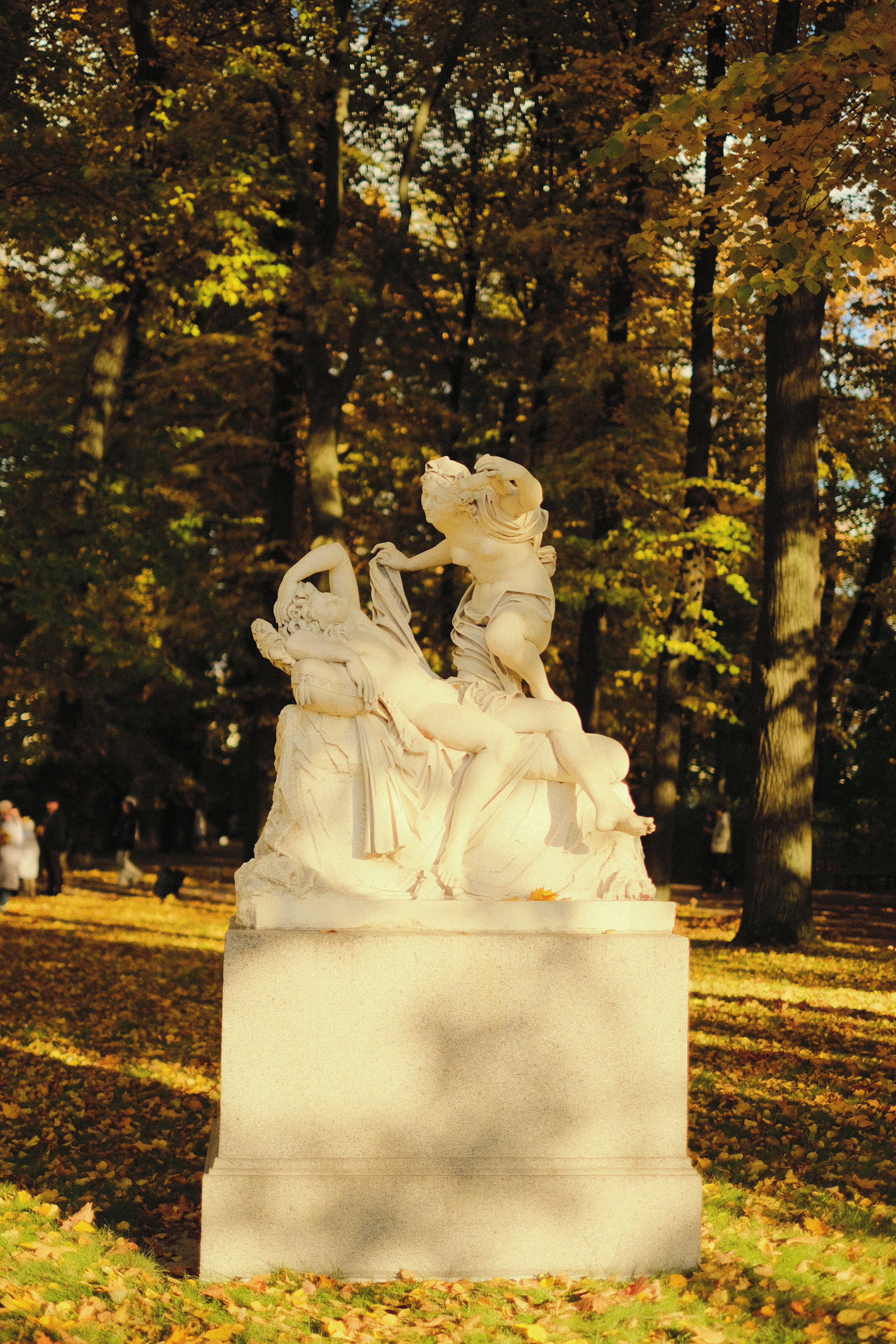 Амур и Психея | White marble sculpture in a park with autumn trees