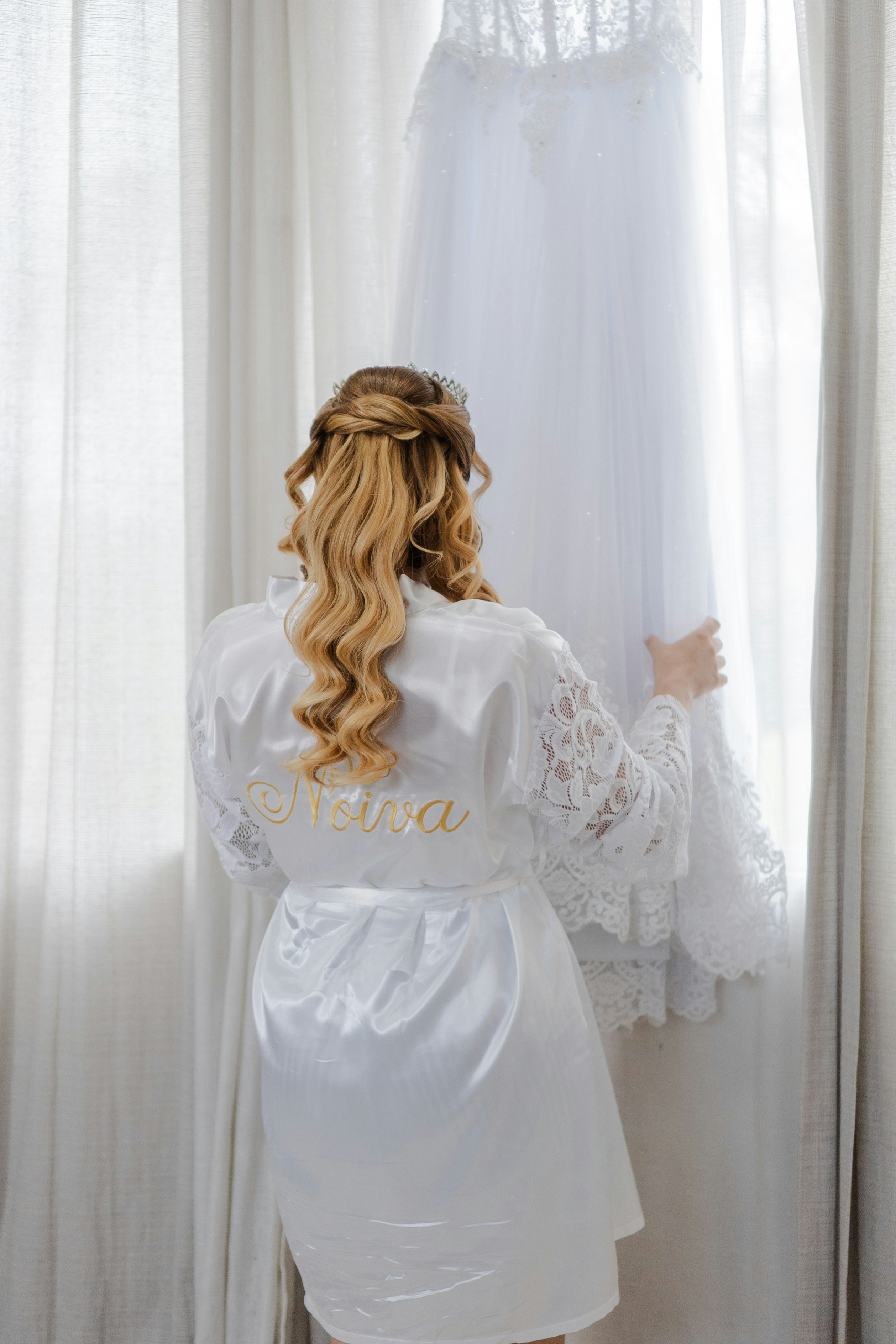 Noiva in Soft Morning Light: A Quiet Prelude to the Gown