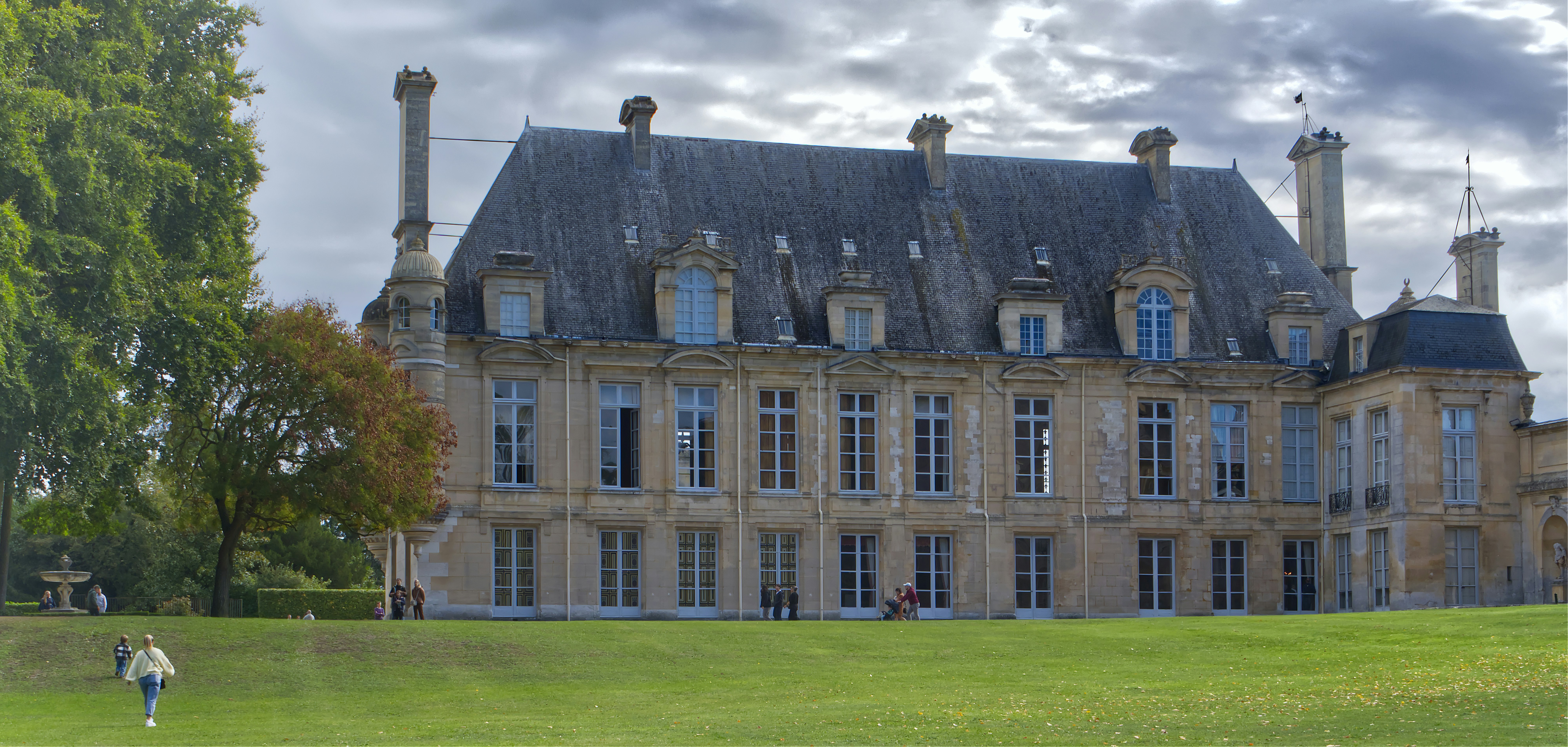 Je me promène dans l’immensité du parc du Château d’Anet, un domaine exceptionnel de 200 hectares, fier de son label « Jardin remarquable ». Ce lieu abrite une remarquable diversité de jardins : des parterres à la française hérités de la Renaissance, un arboretum généreux, une roseraie parfumée, un potager traditionnel et un jardin des simples dédié aux plantes médicinales. Au cœur de ce paysage préservé, un grand canal de 3 kilomètres, alimenté par les eaux de l’Eure, traverse le parc.