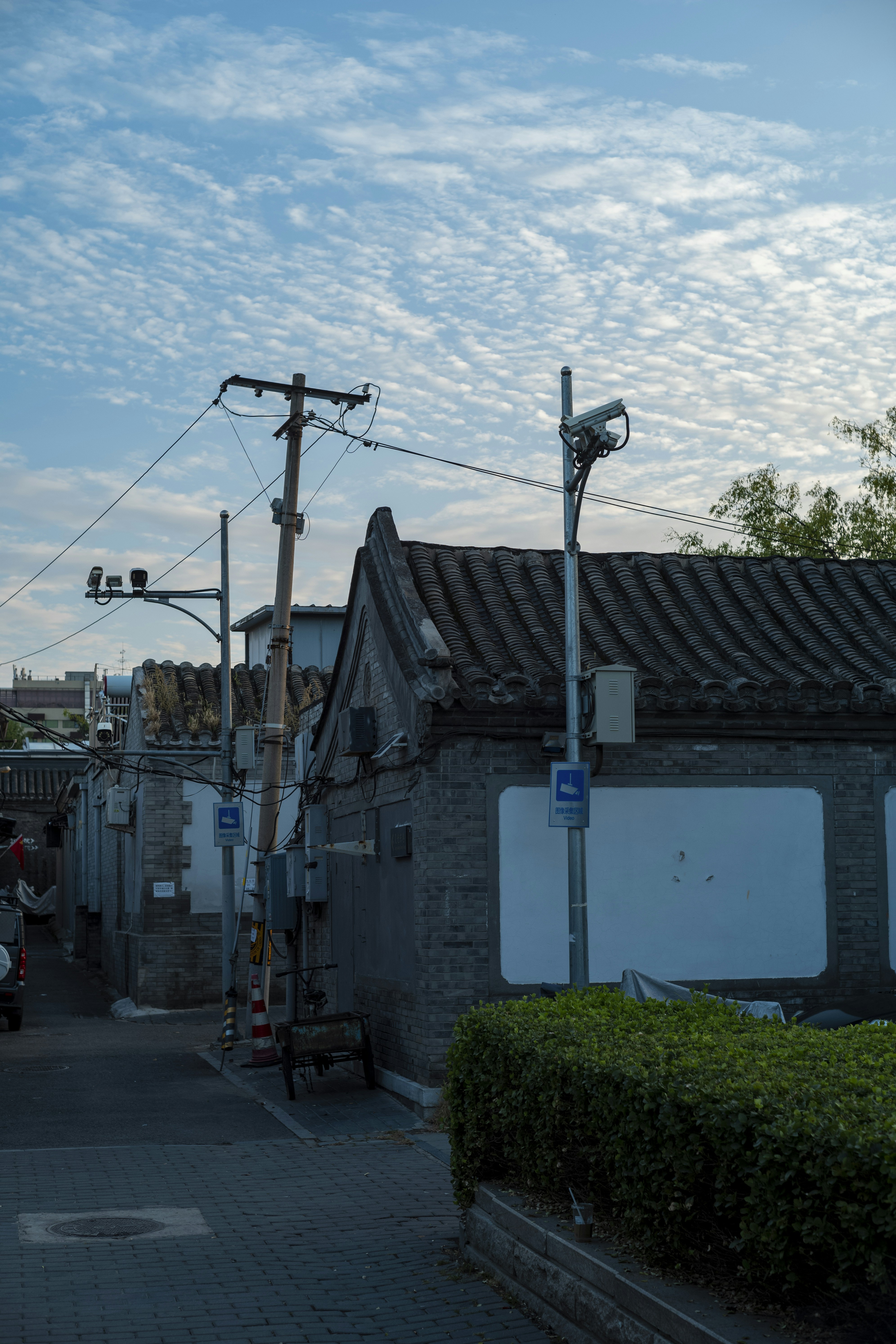 Traditional chinese alleyway with old buildings and sky. photo – Free ...