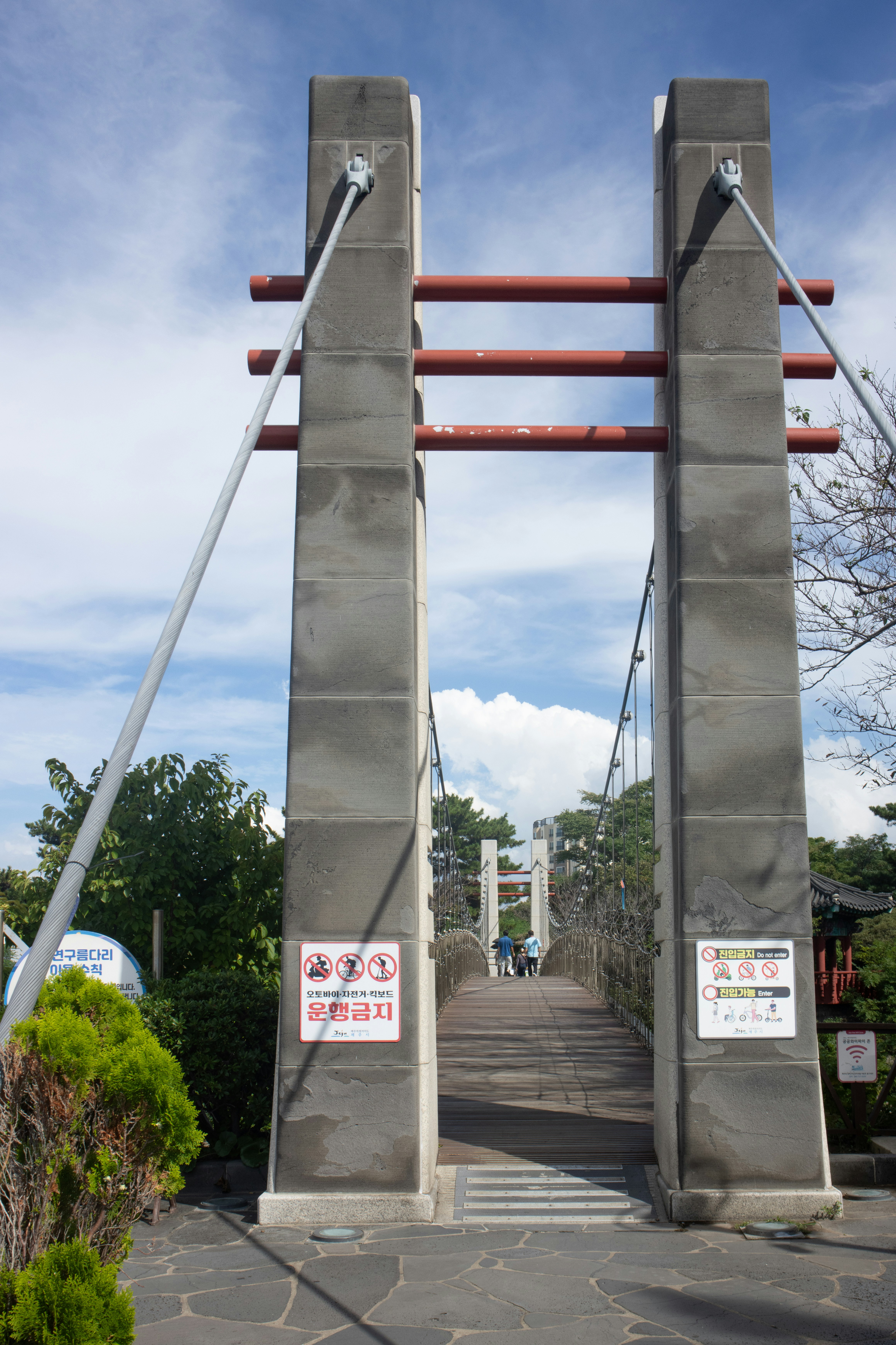 Suspension Bridge Gateway: A Modern Passage