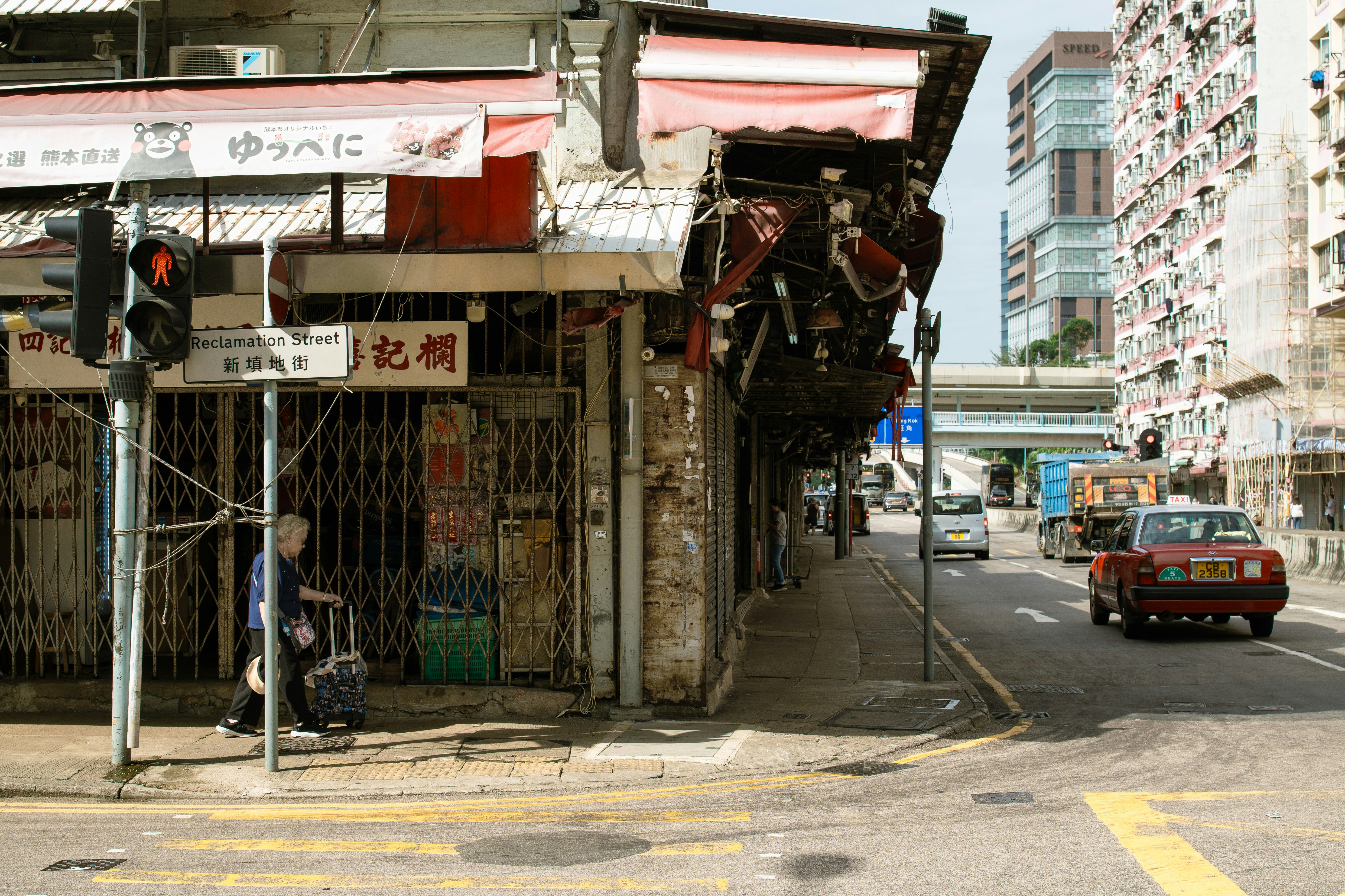 Urban Echoes: A Glimpse into Everyday Life