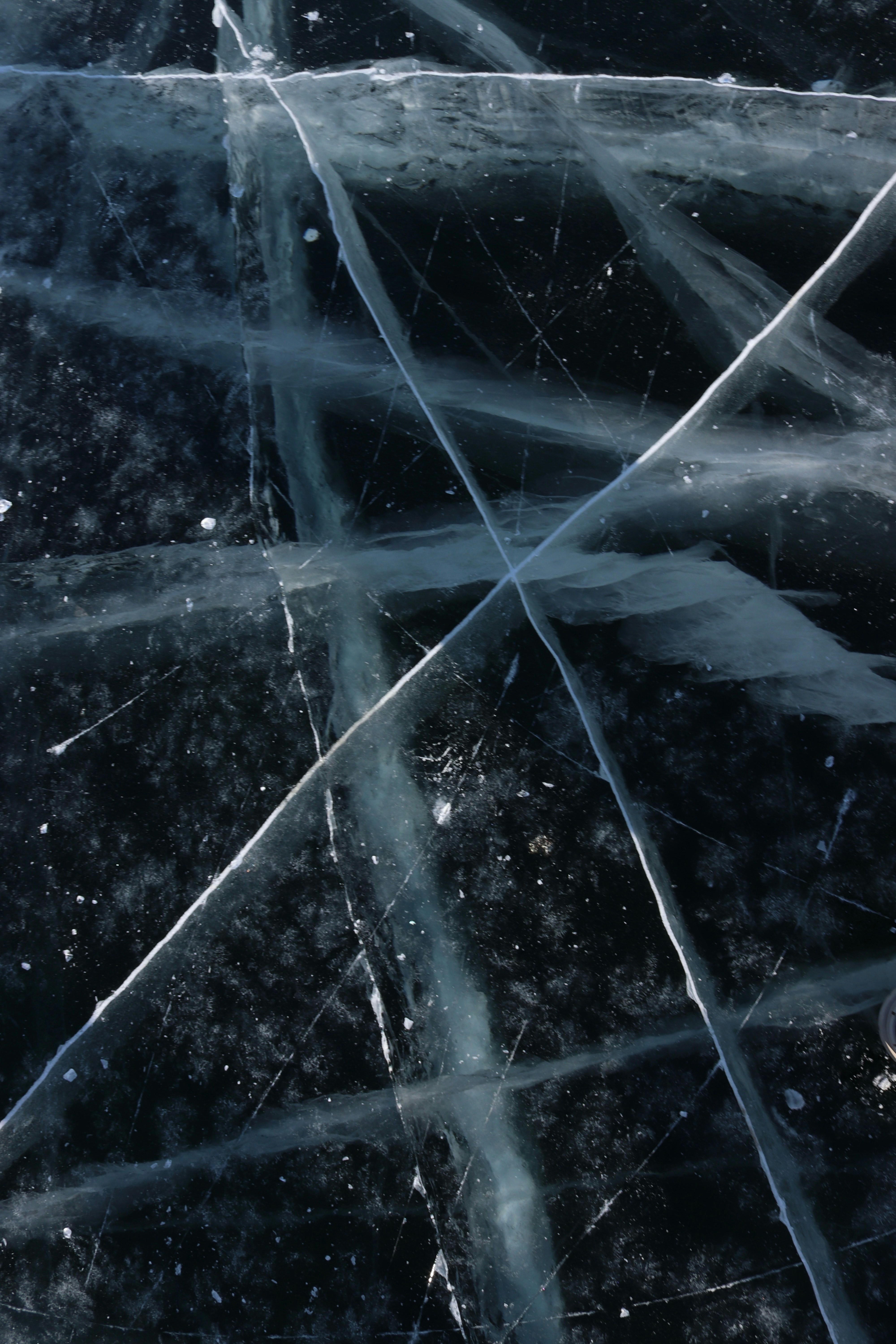 Cracked ice surface with blue veins and white streaks. photo – Free ...