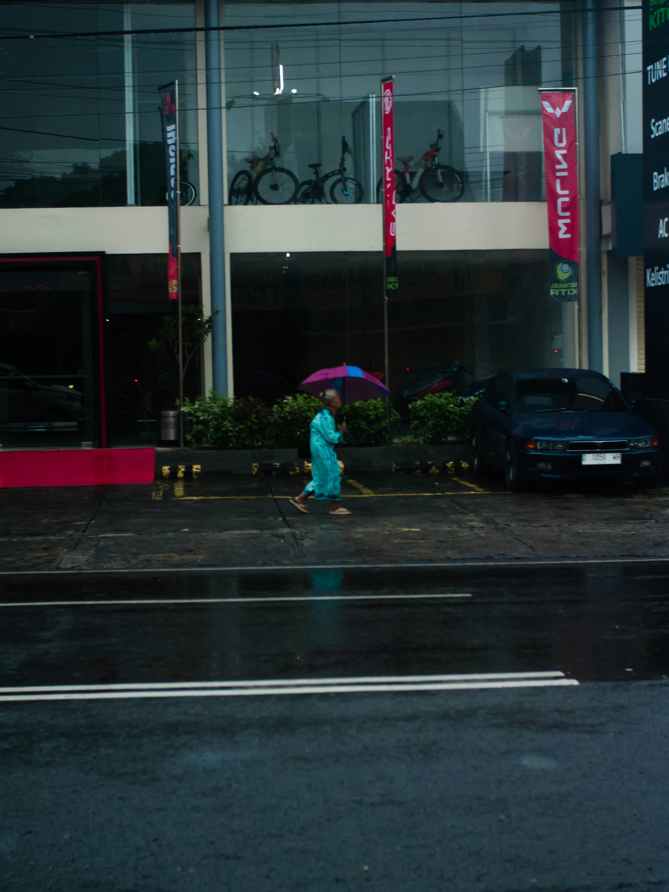 A Dance with Raindrops: Urban Solitude
