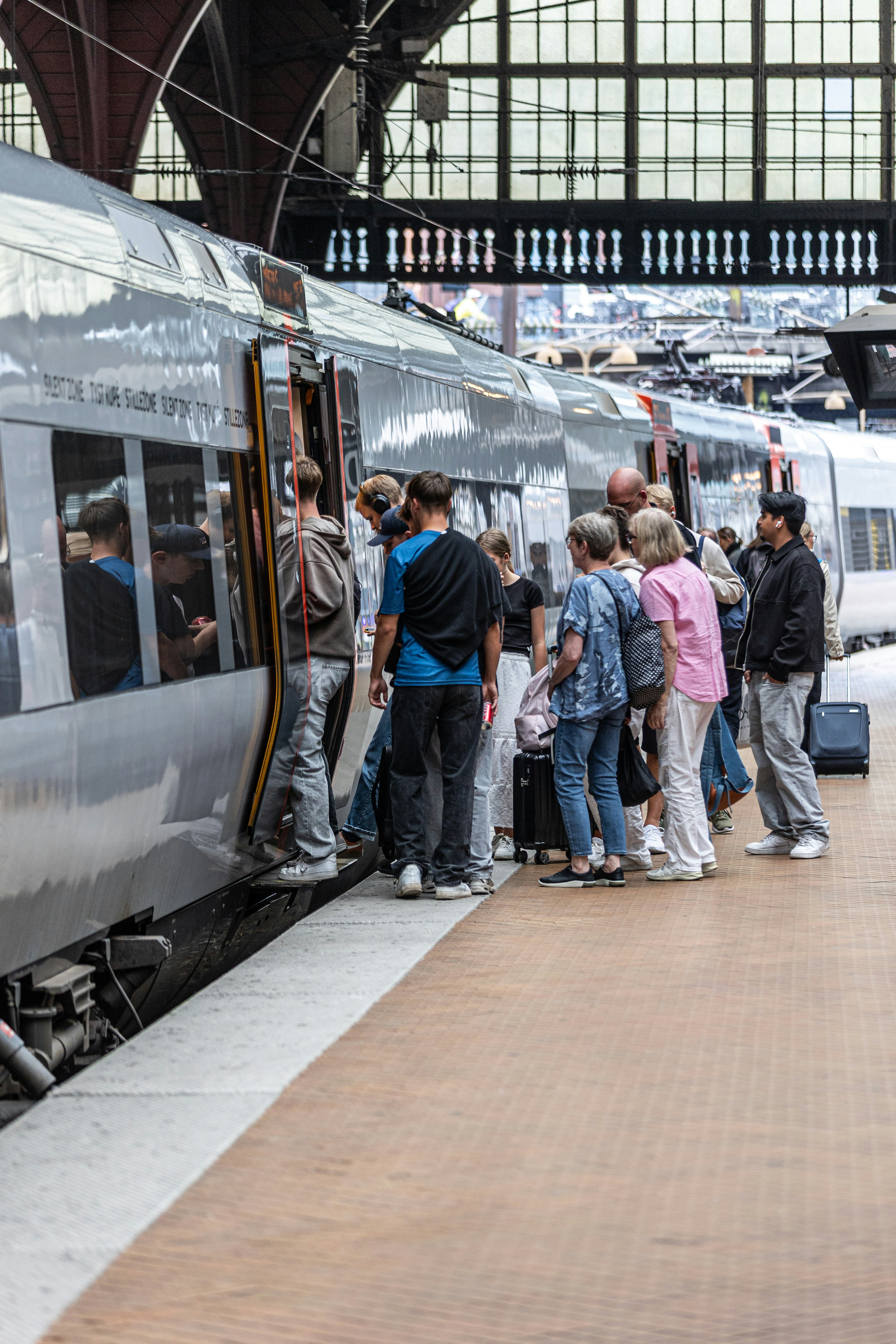 People boarding a train at a station. photo – Free Travel Image on Unsplash