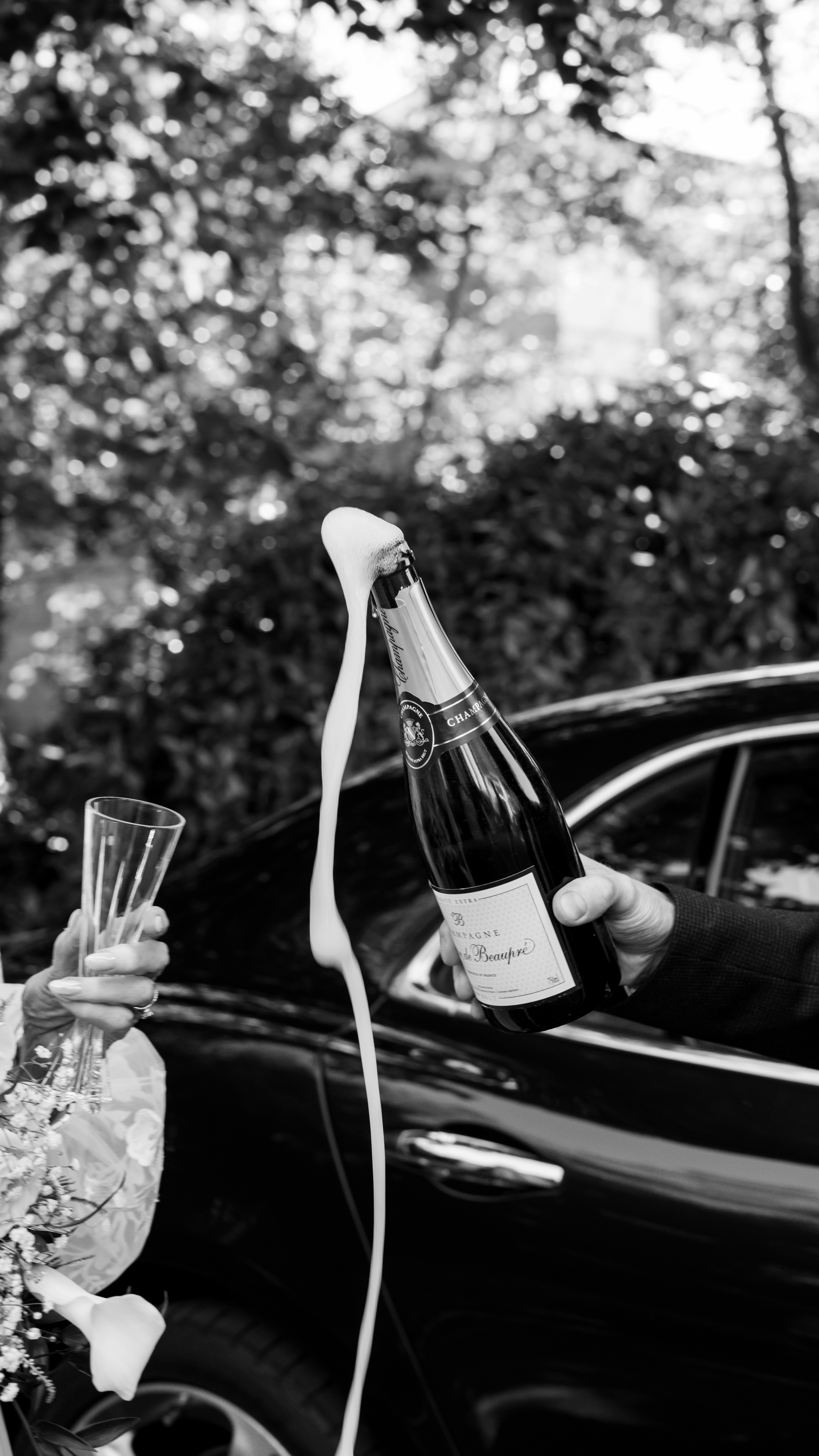 Mr&Mrs Stacey's Wedding Photos In this freelance experience, I was able to capture beuatiful moments in an organic simple way which is exactly what they wanted. Something special and simple with a bright or vintage touch. I hope you enjoy them and stay tuned to my photography freelancer career! | Champagne bottle pouring into glass beside car