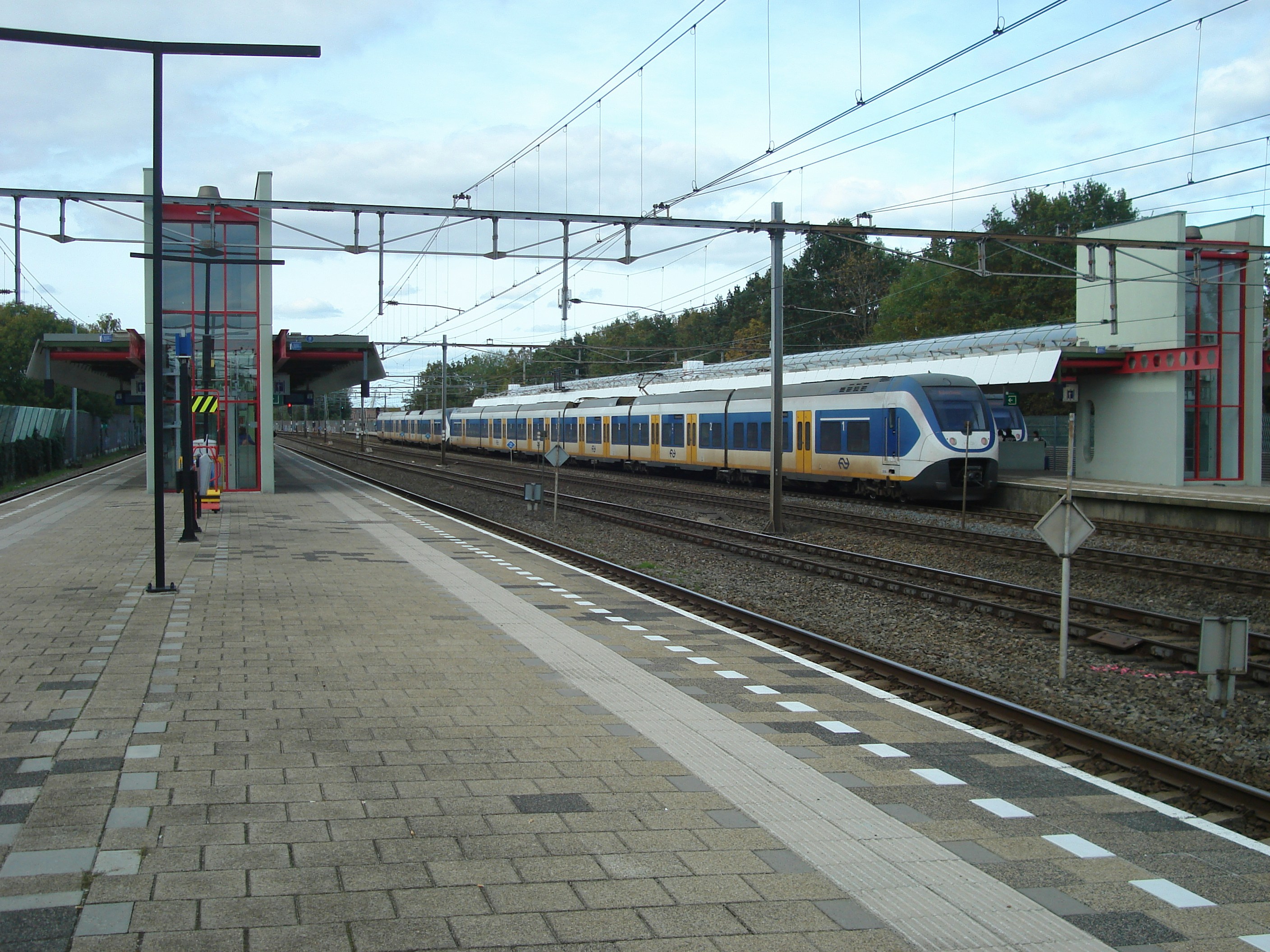 Weesp Railwaystation | A train arriving at a station platform.