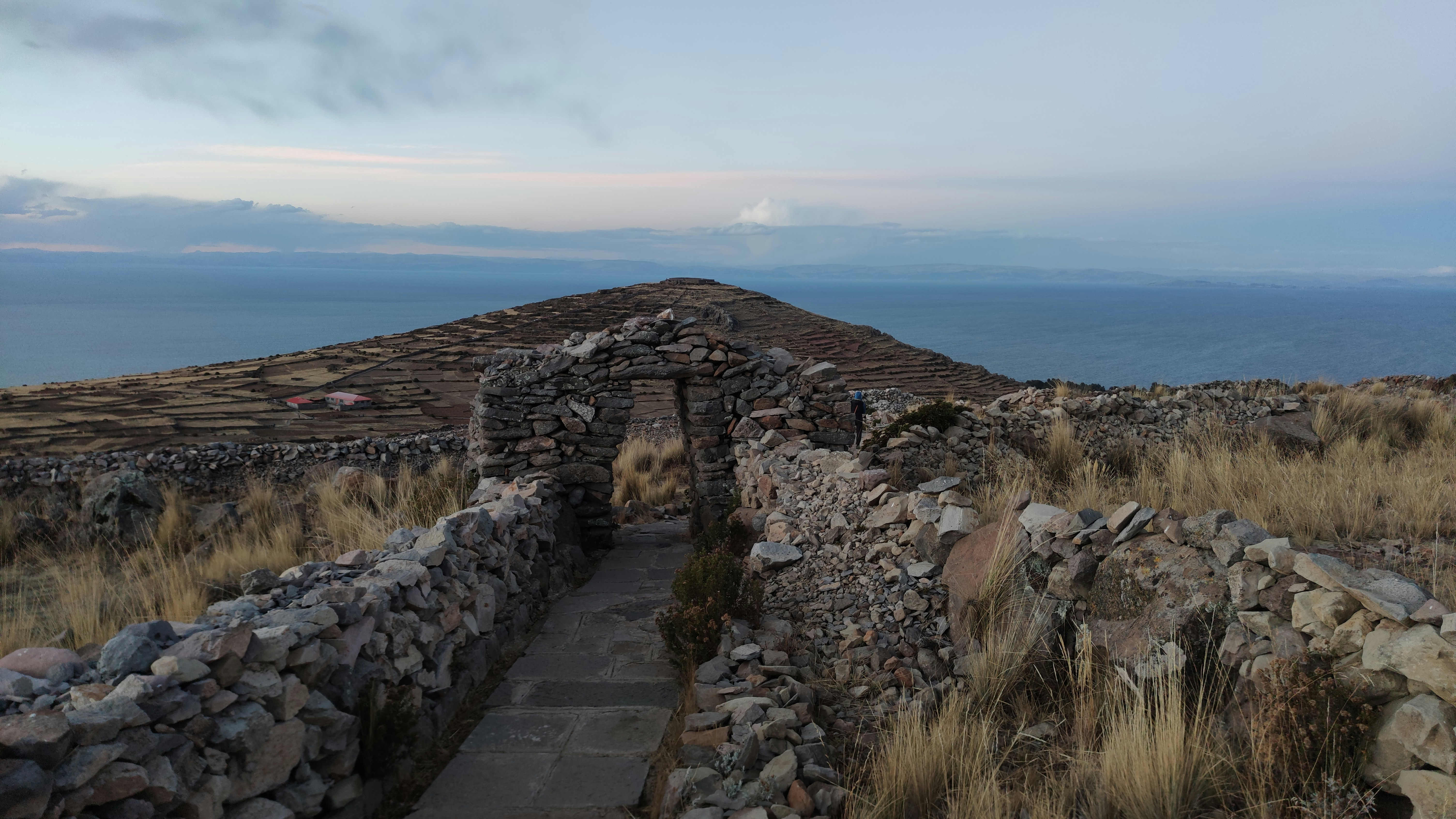 Amantaní, Lake Titicaca, Perù ~ 16 August 2025 | Stone ruins on a grassy hill overlooking the ocean