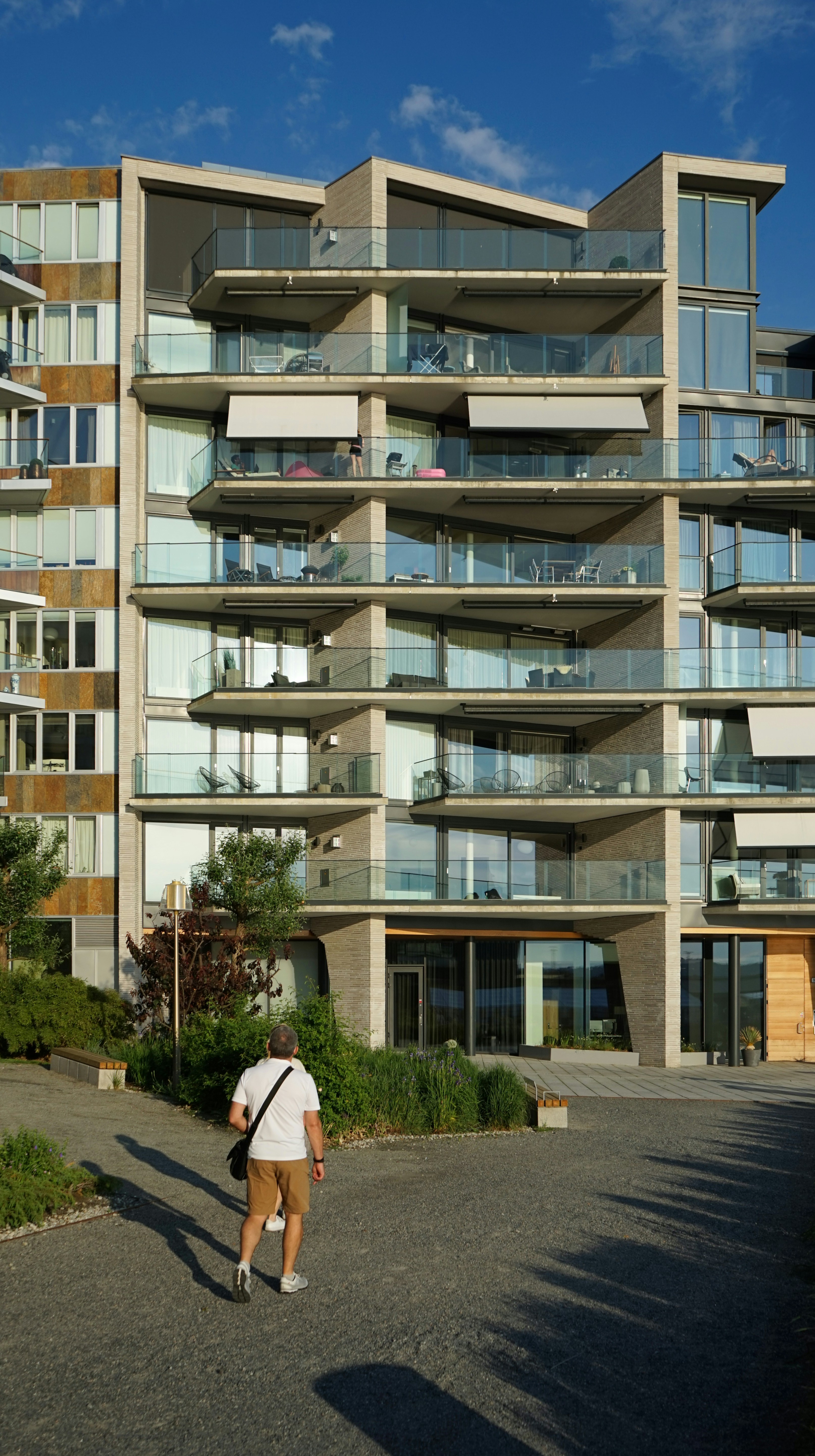 Modern Living: A Harmonious Blend of Nature and Architecture