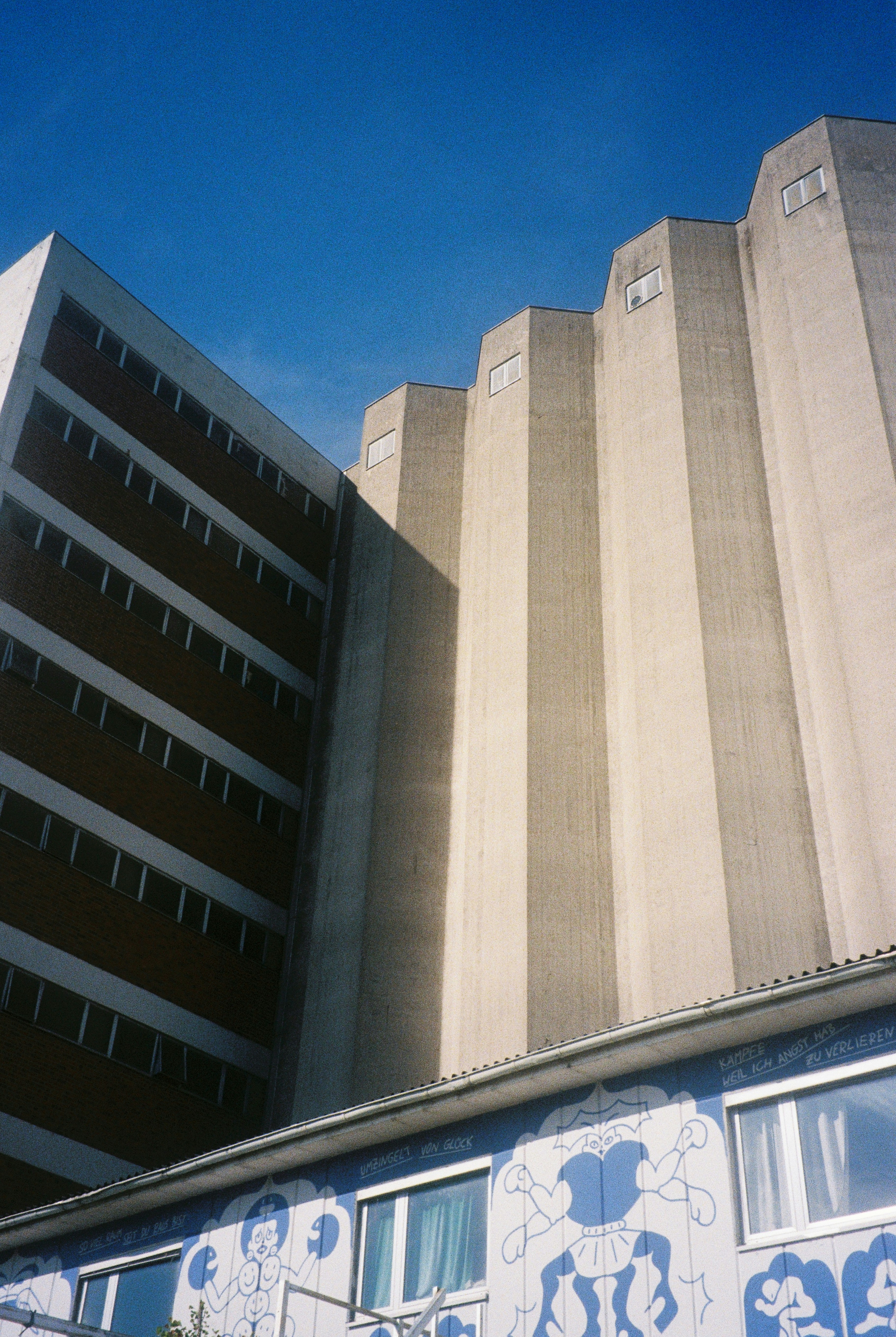 Shot on Kodak UltraMax 400 | Tall concrete building with patterned lower level