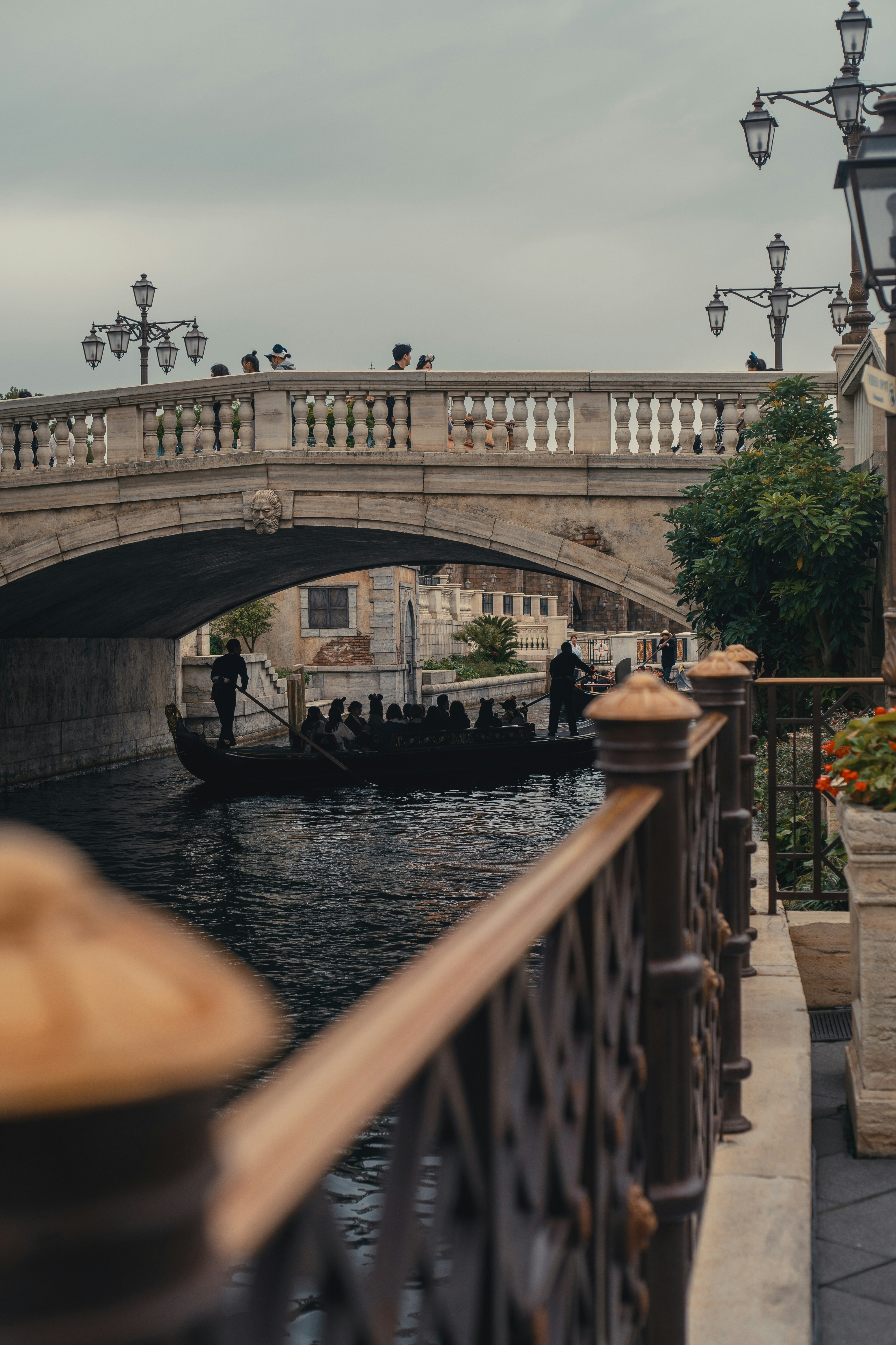 まるでヨーロッパのような雰囲気 | Gondola boat with passengers under a stone bridge