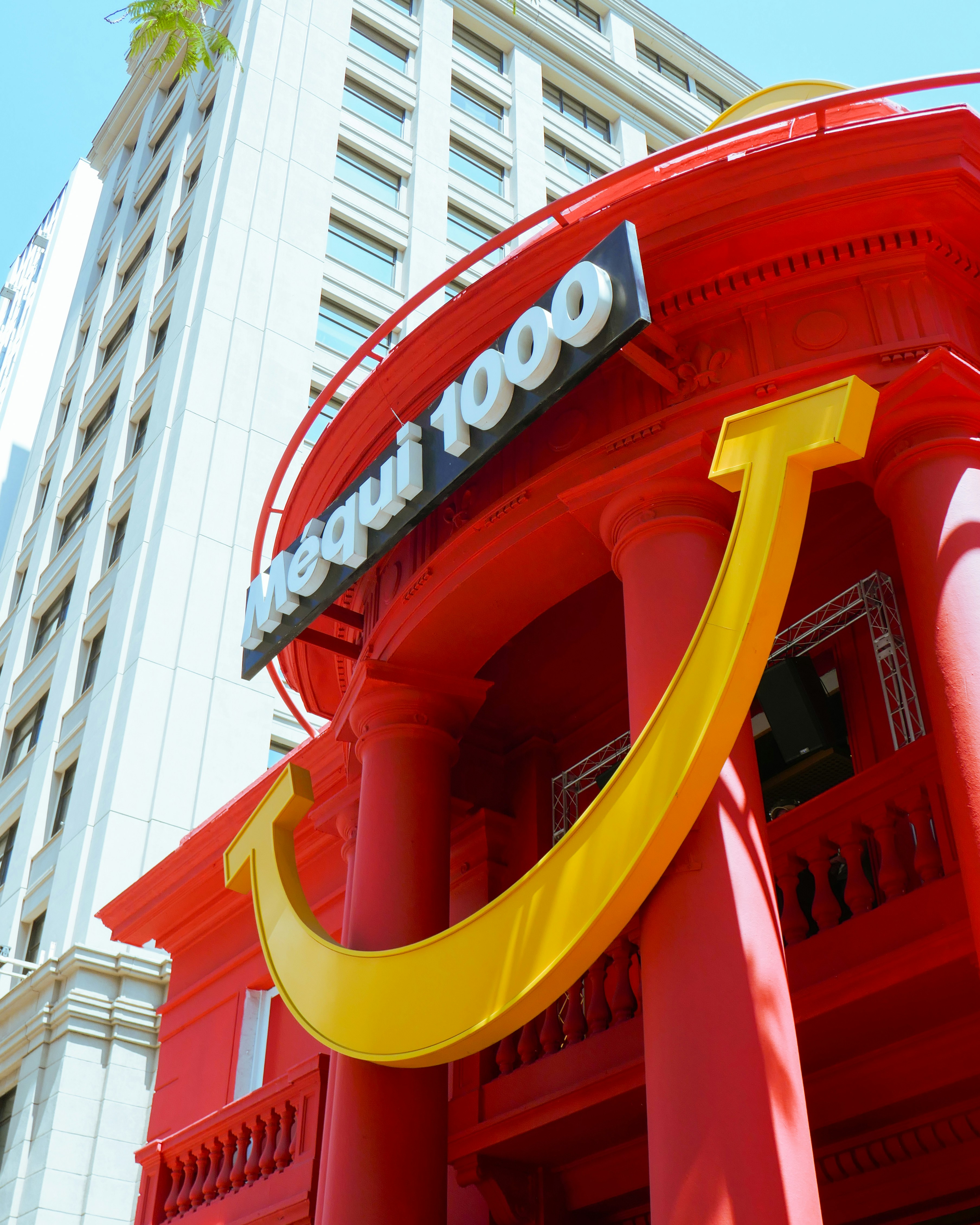 Red building with yellow smiley face and "1000" sign