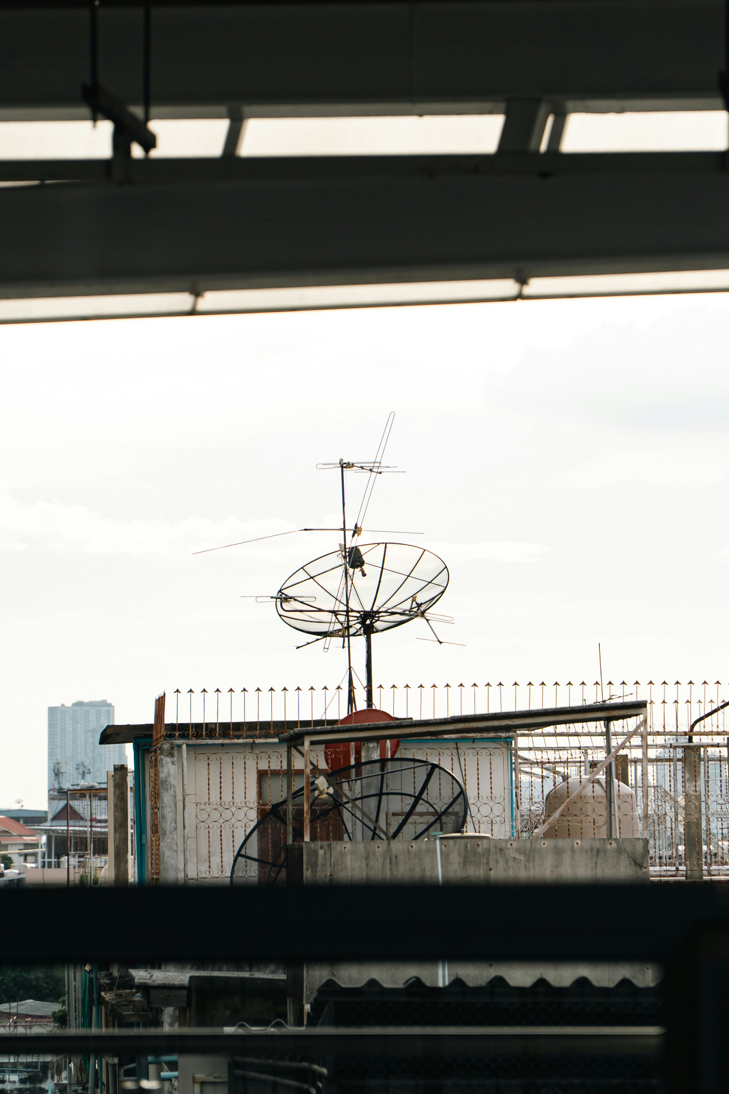 Urban Signals: A Dance of Antennas