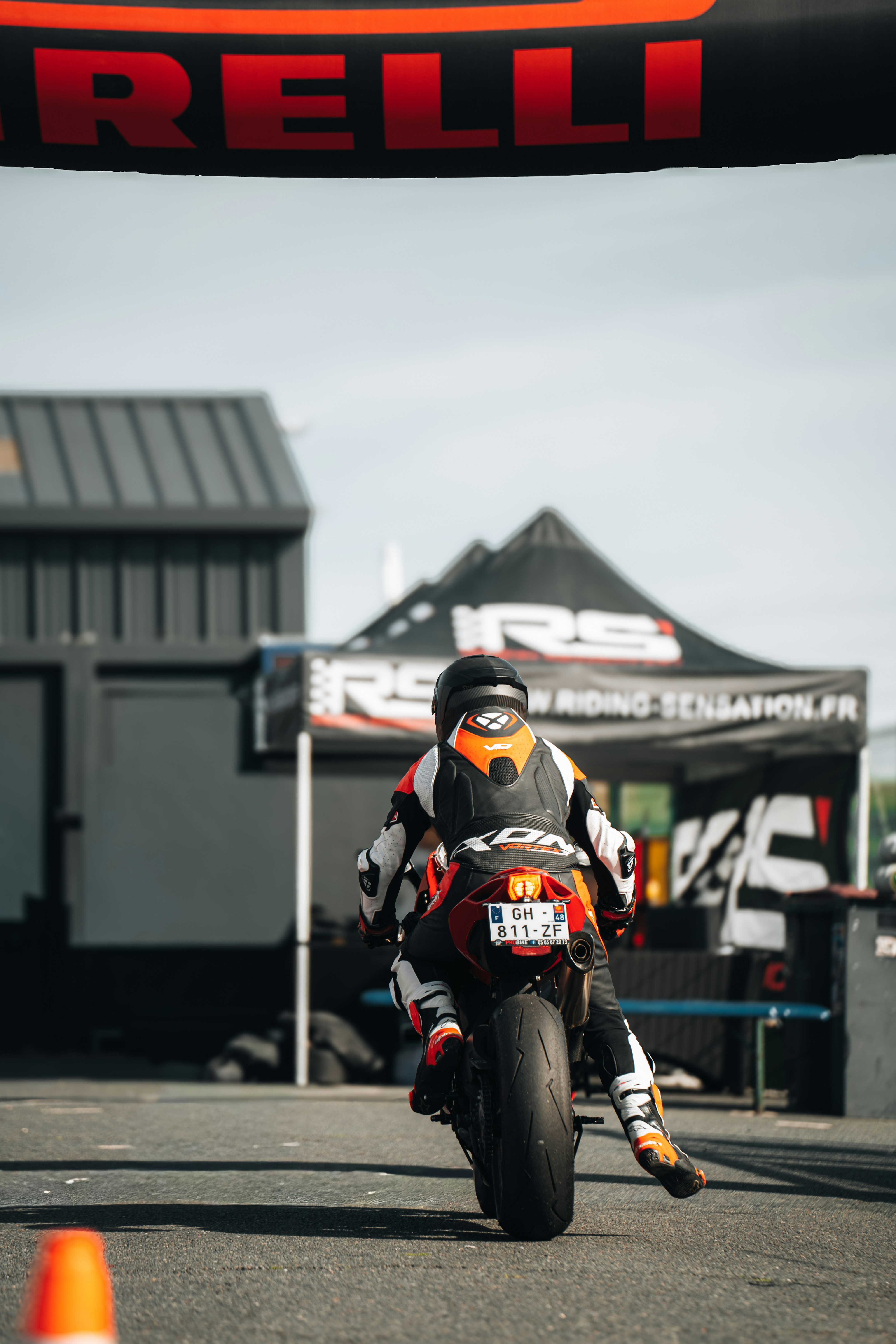 Racer on motorcycle at starting line photo – Free Speed Image on Unsplash