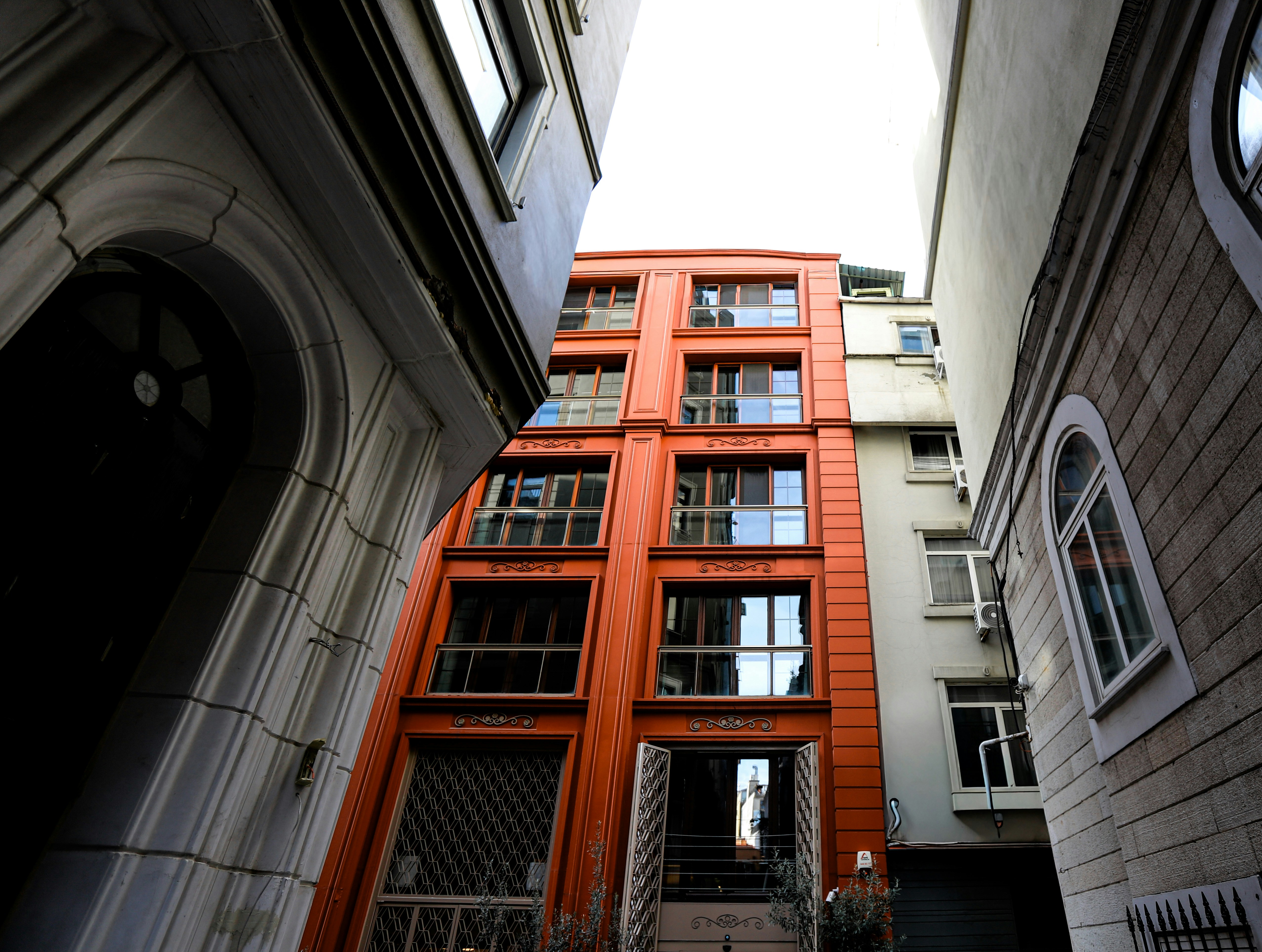 Urban Contrast: A Modern Facade Amidst Historic Walls