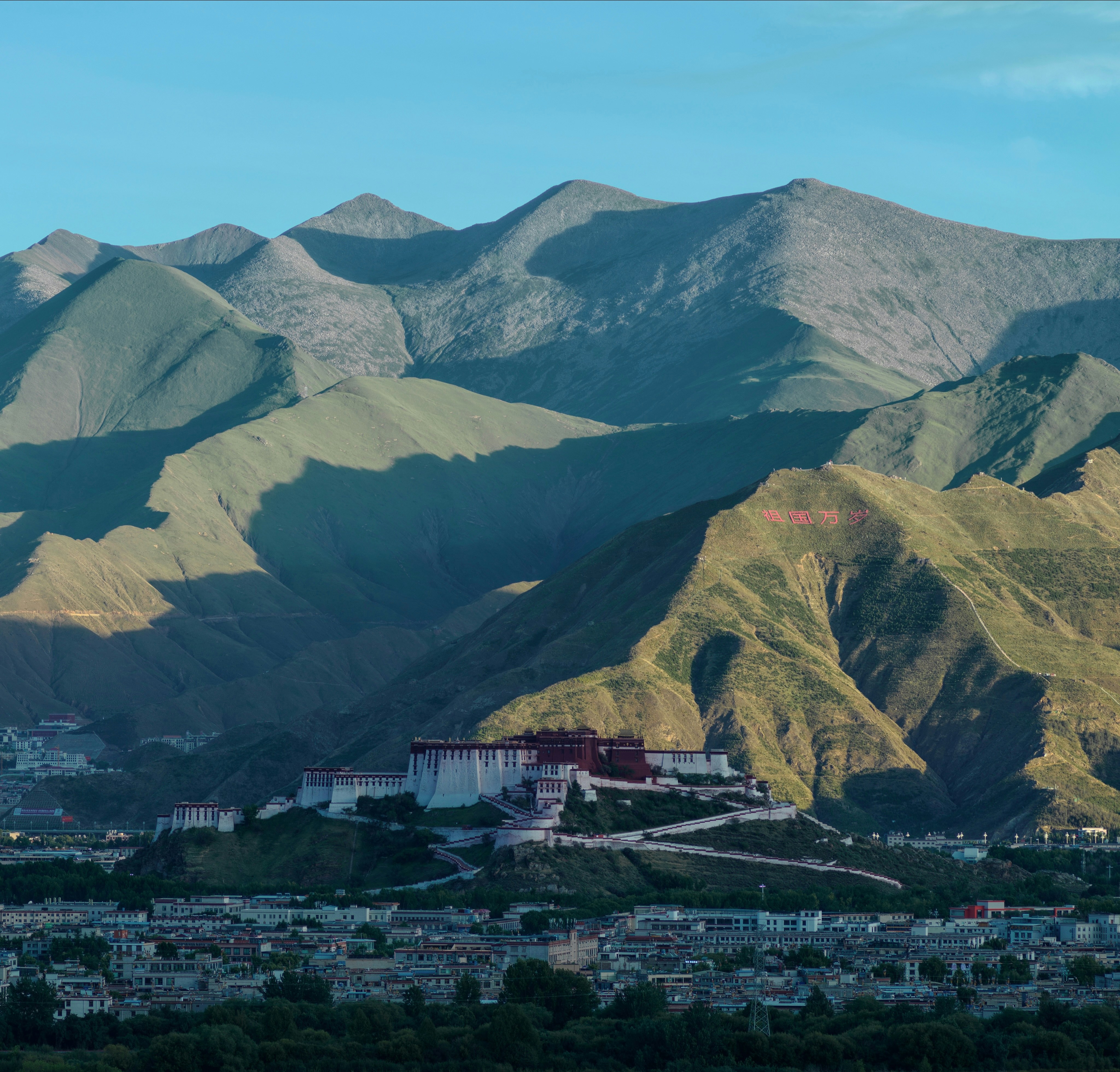 The Potala palace | Palace on a hill with mountains behind