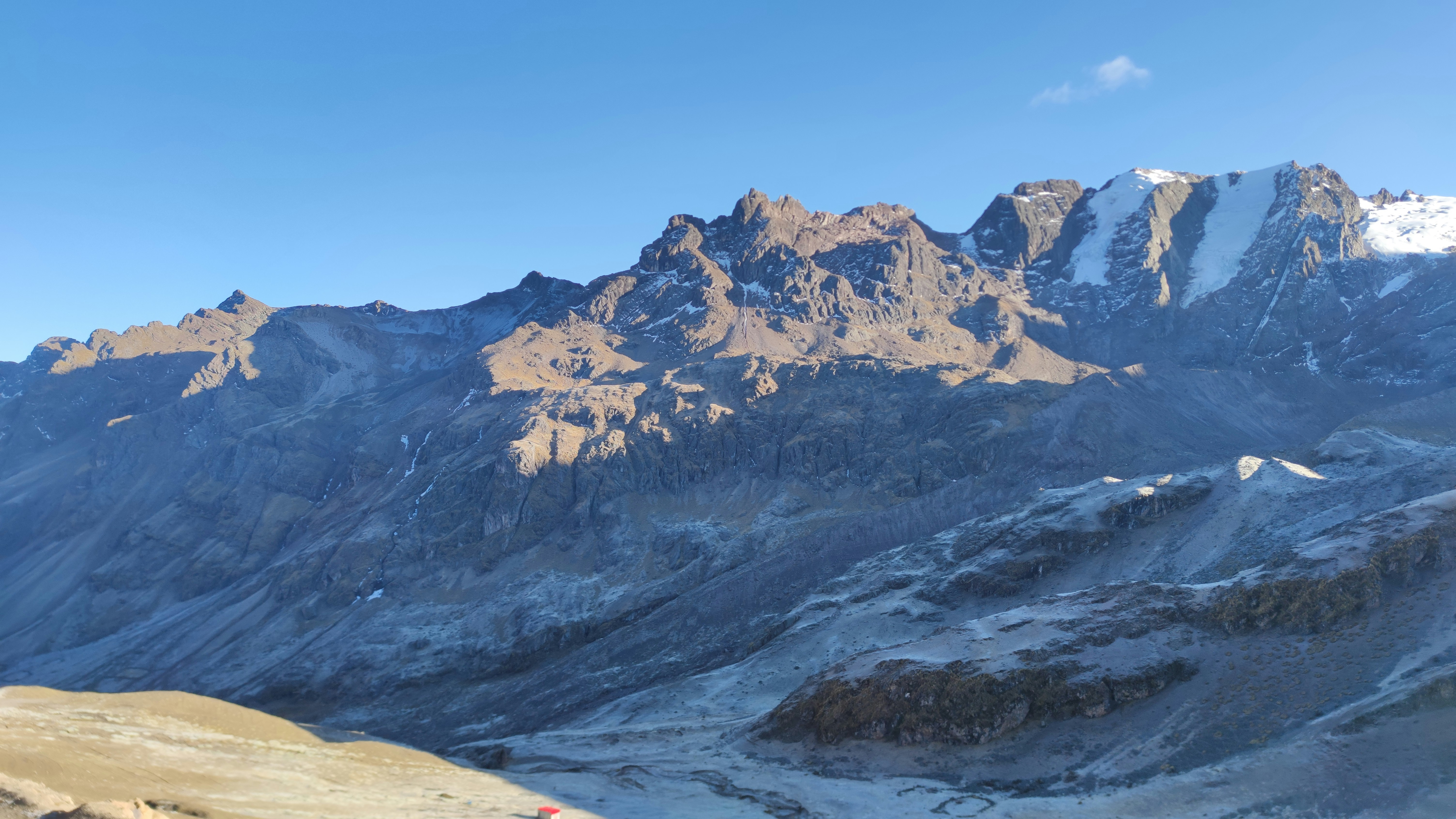Vinicunca/Apacheta, Perù ~ 21 August 2025 | Rugged mountain range under a clear blue sky