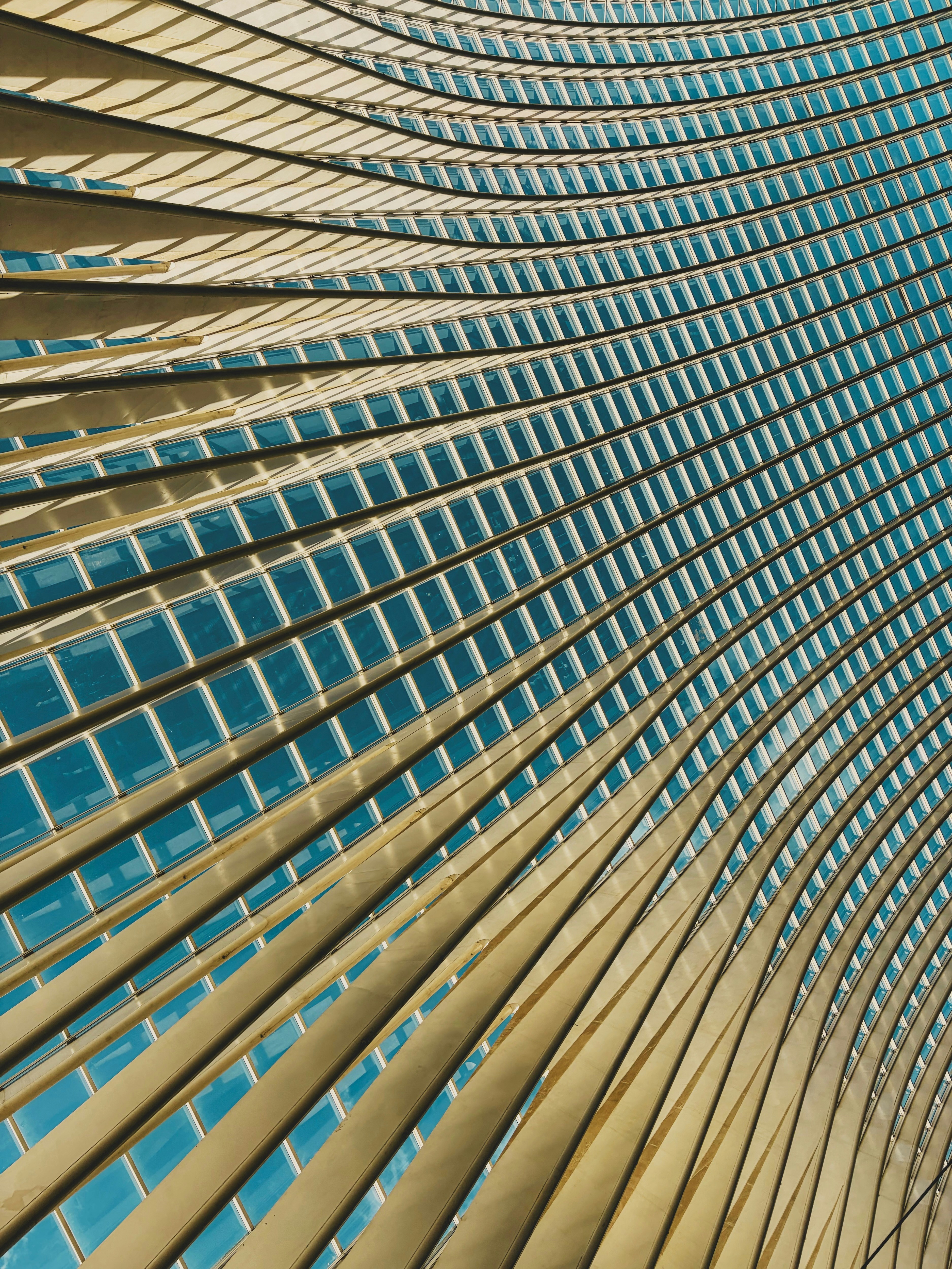 Fachada de edificio moderno con patrones geométricos y reflejos foto ...