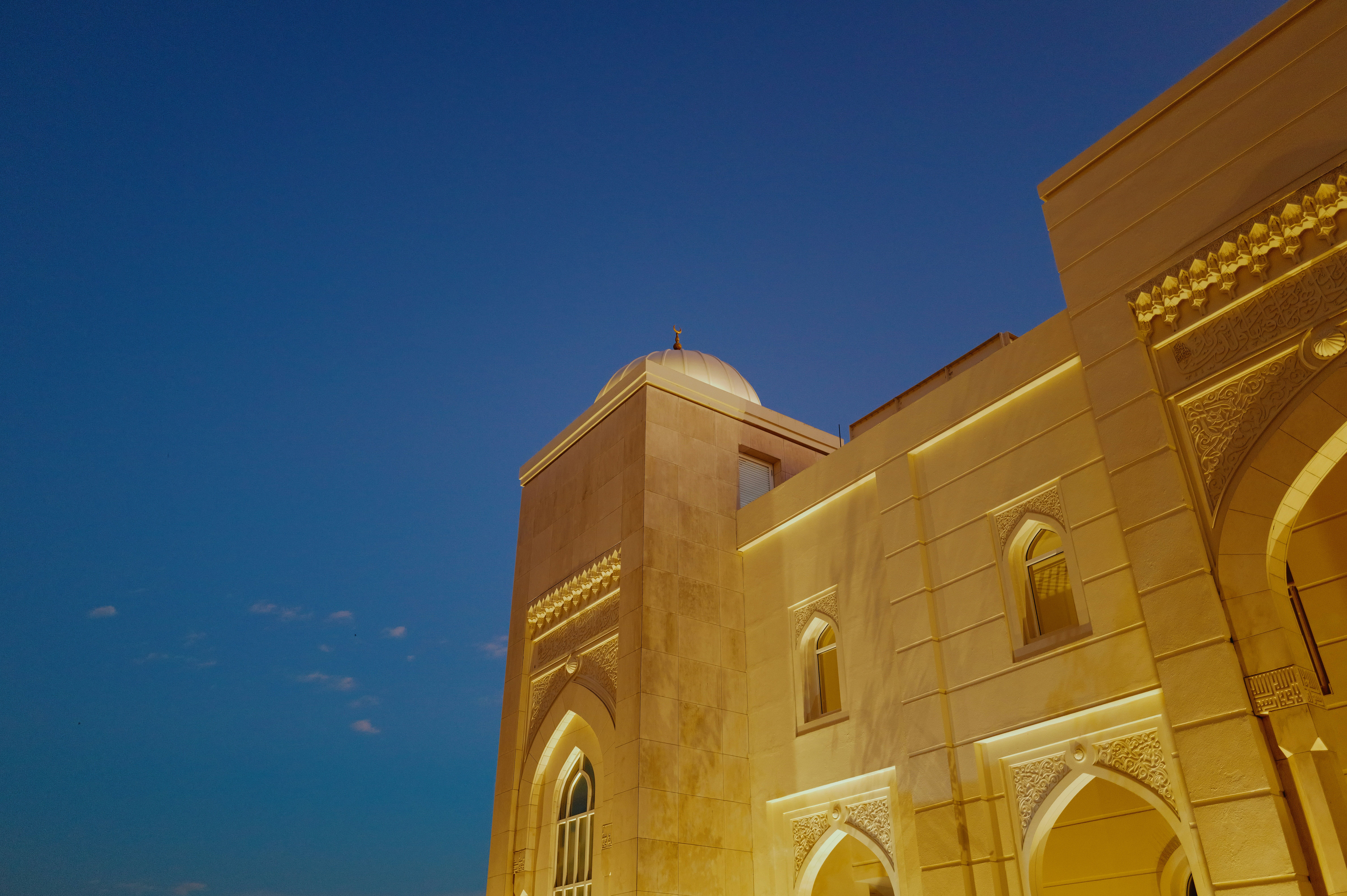 A mosque illuminated against a clear blue evening sky. photo – Free ...