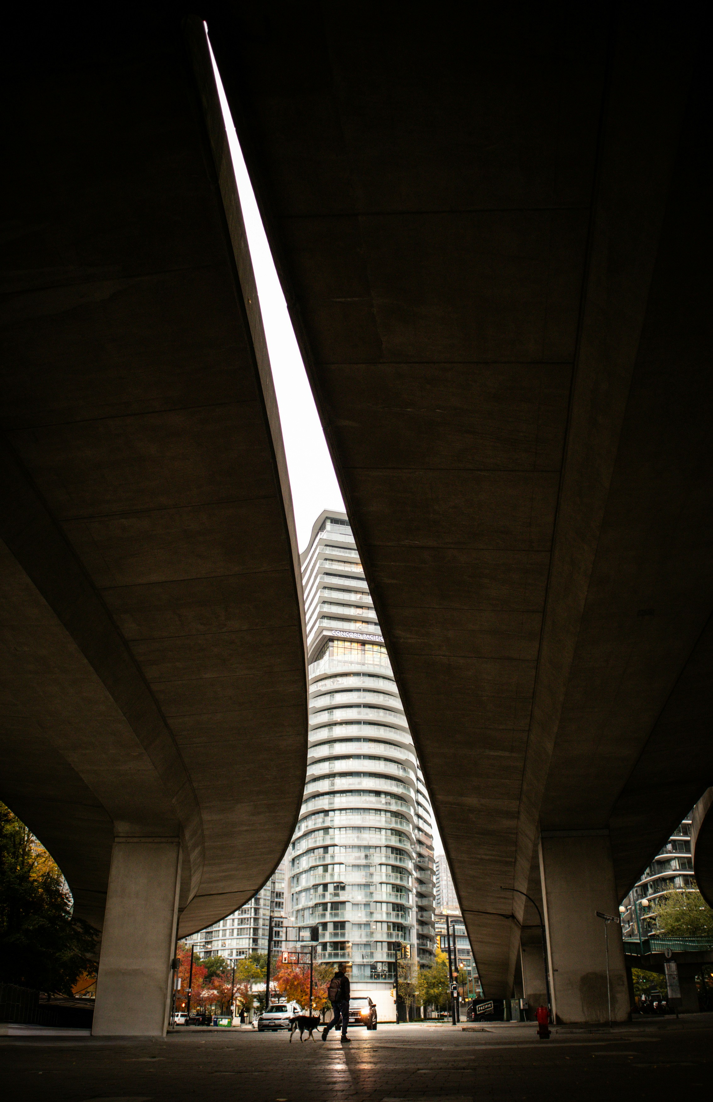 Between Concrete Arches: The Curved Edge Guiding a Glass Spire