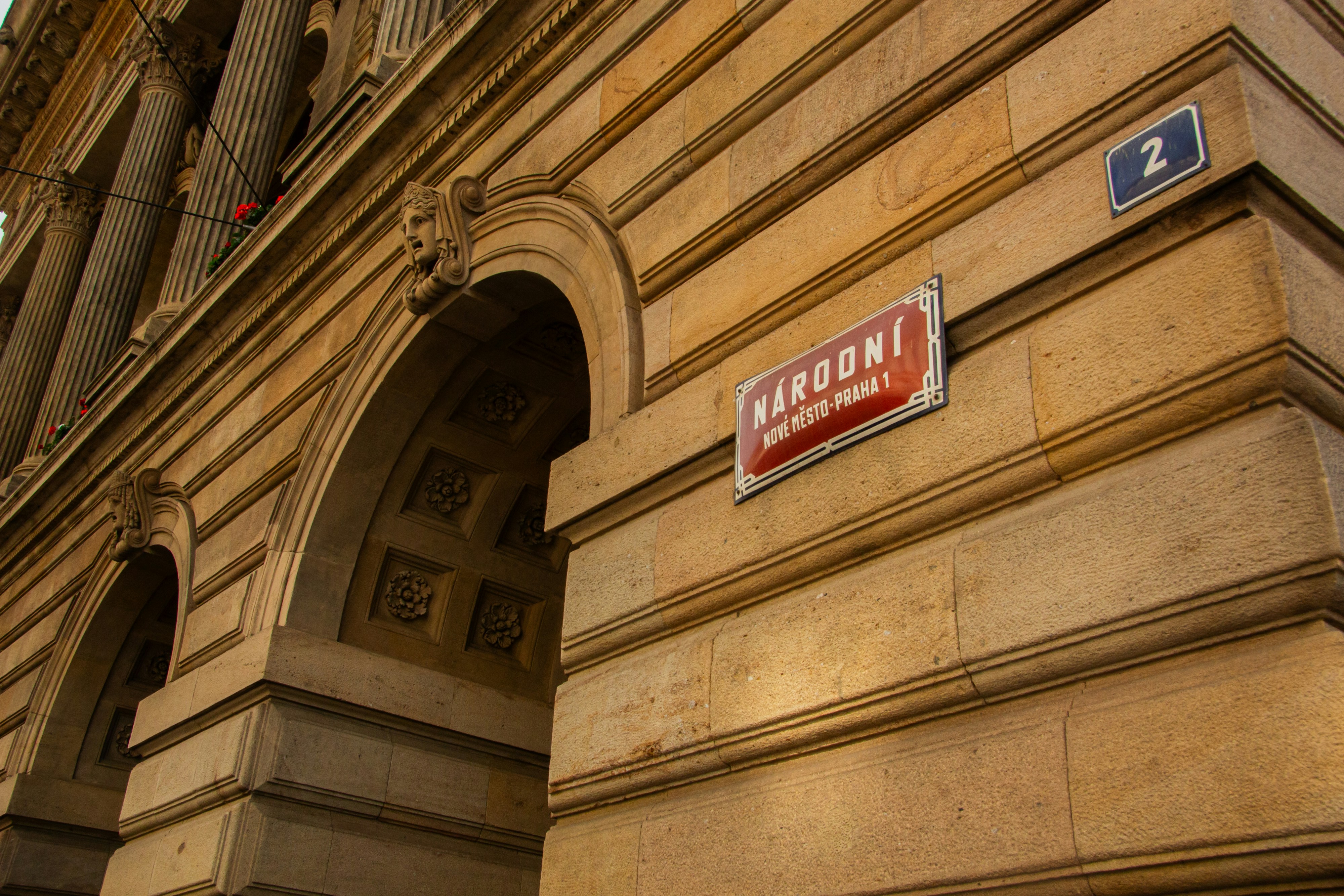 Fachada del edificio con señalización de calles foto – Imagen de ...