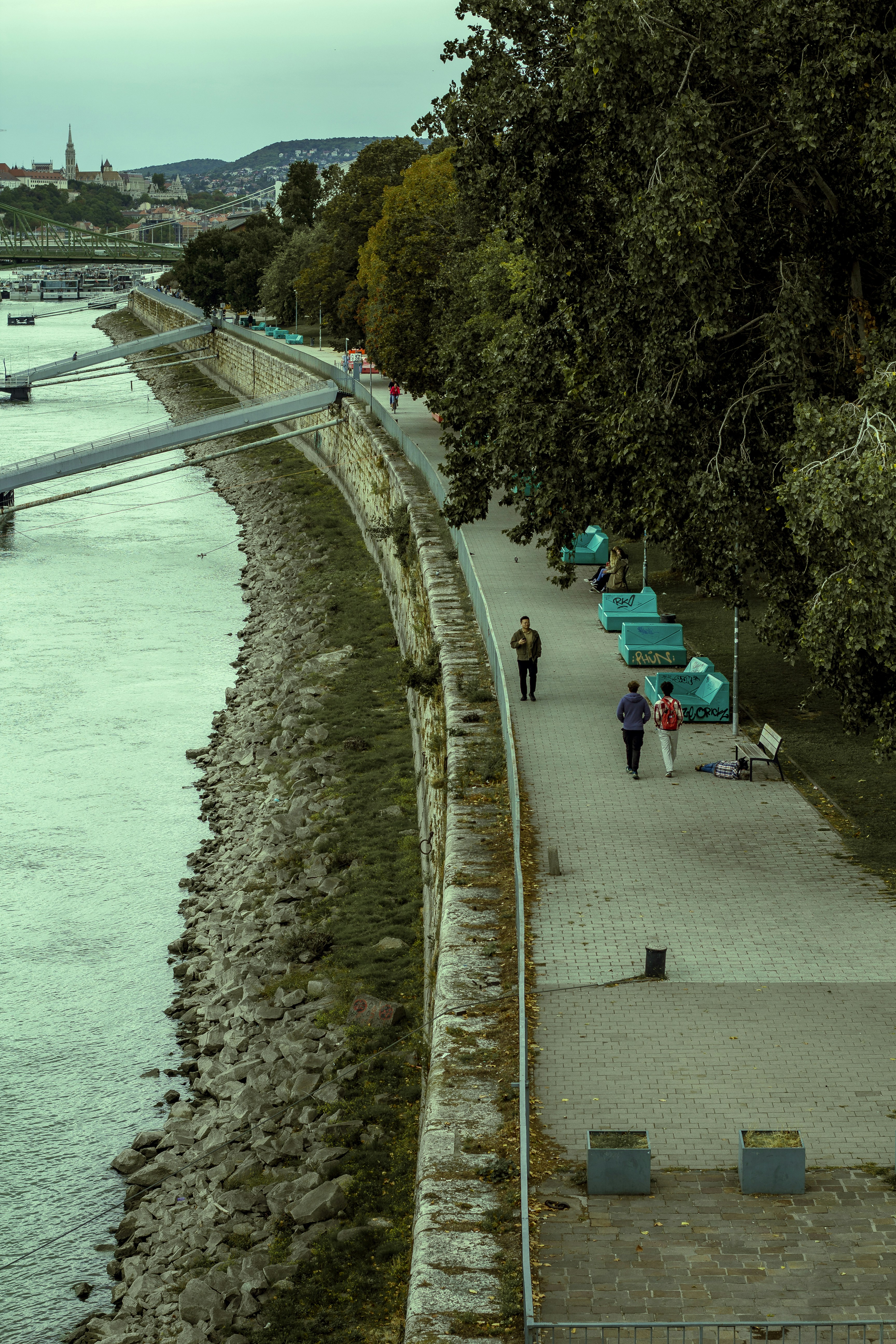 Riverside Curve: Turquoise Benches and a Quiet Promenade