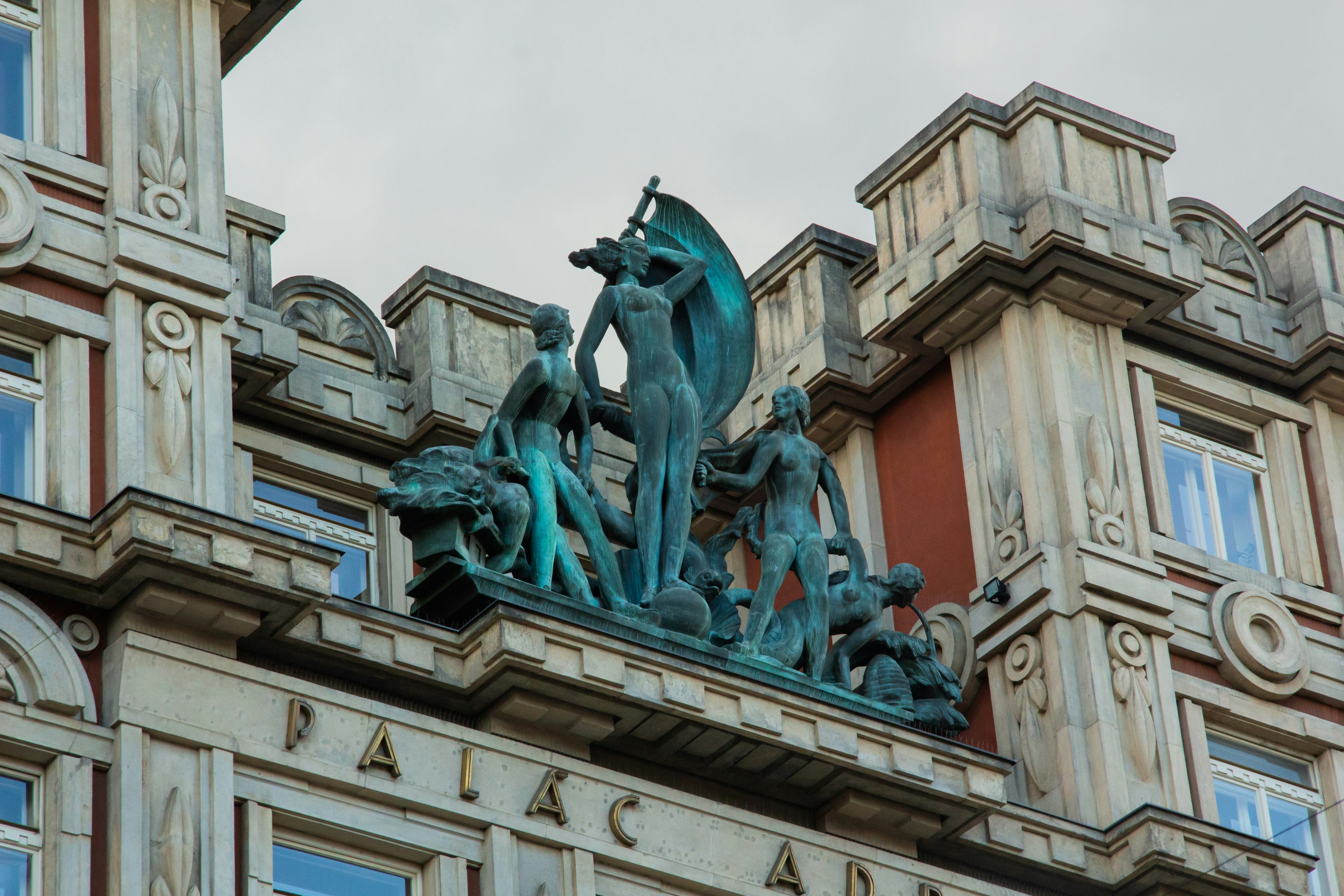 Escultura de bronce sobre la fachada de un edificio ornamentado foto ...