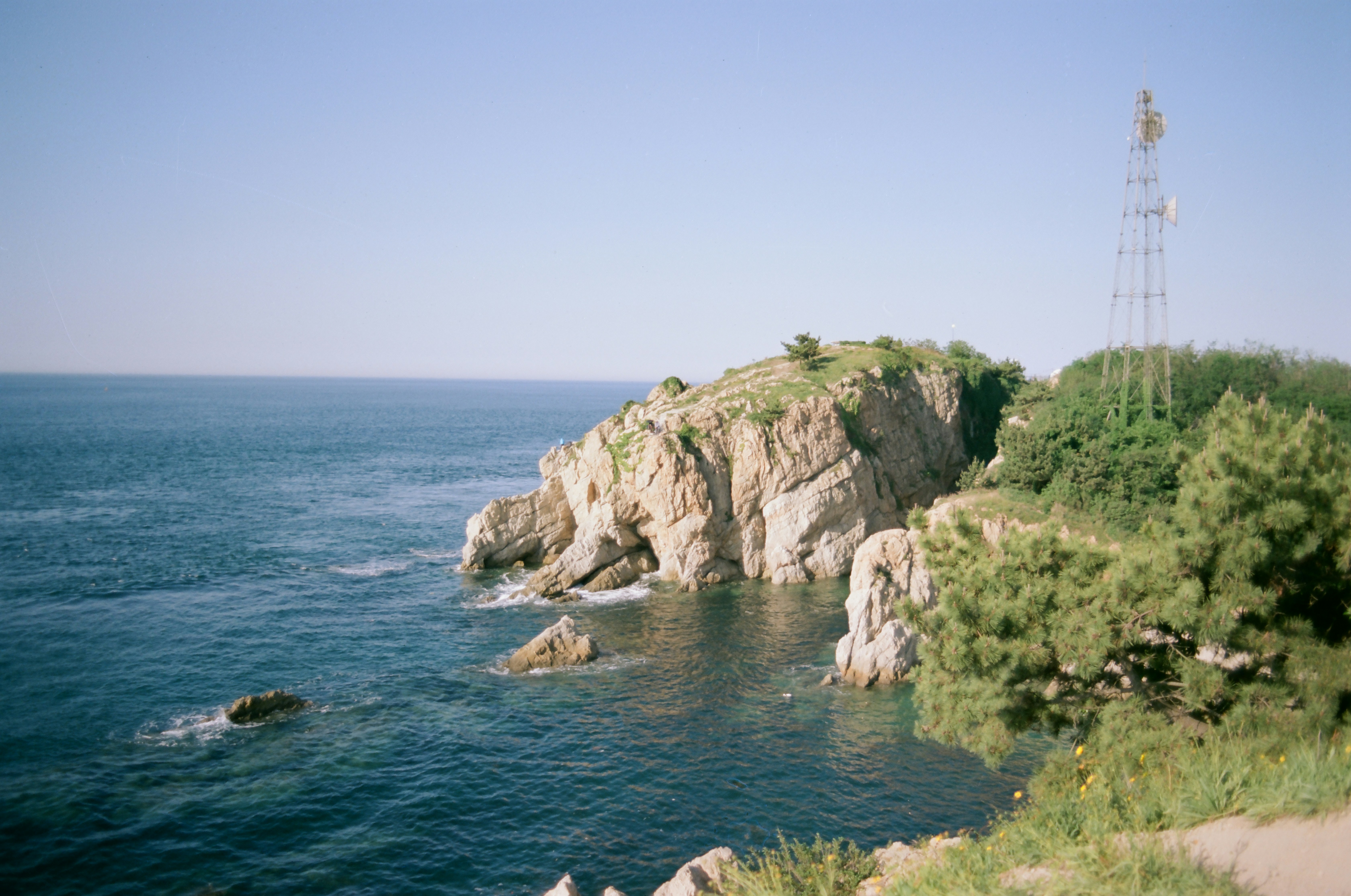 Costa rocosa con una torre alta y vista al mar foto – Imagen de Mar ...