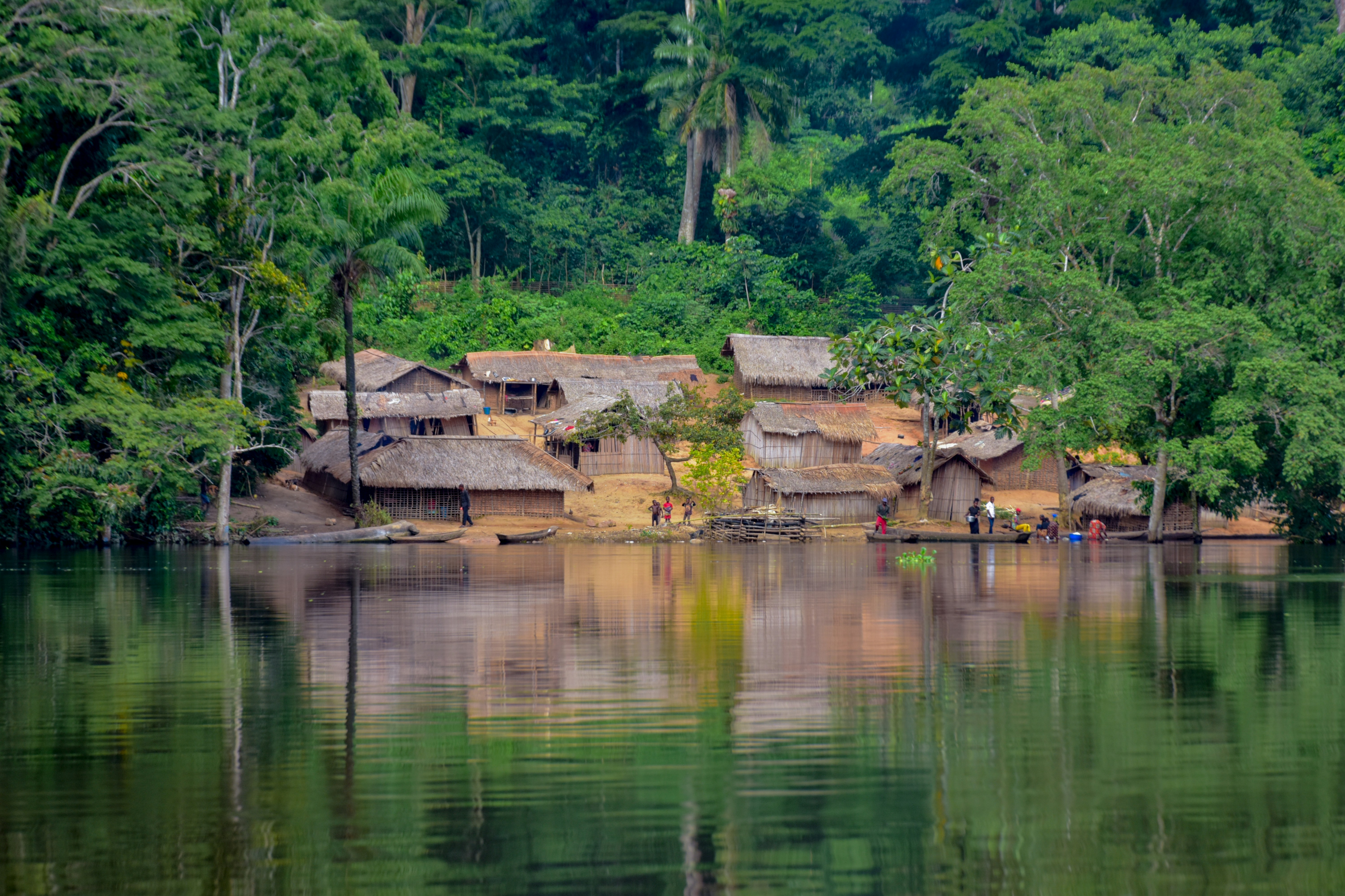 Village des pêcheurs village Yambendu dans la province de Mongala dans la république démocratique du congo