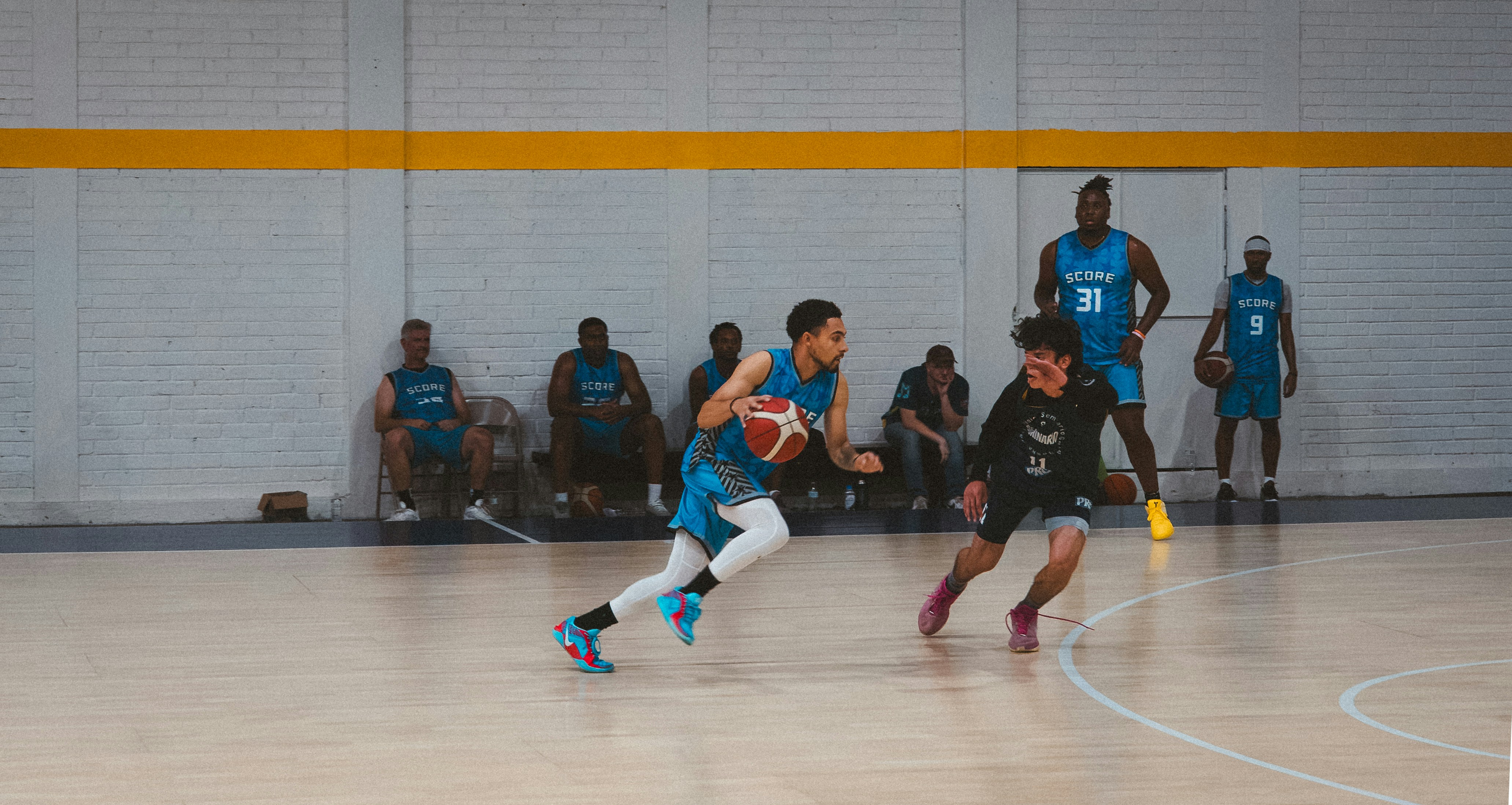 Joueurs de basket-ball dribblant sur un terrain pendant un match. photo ...