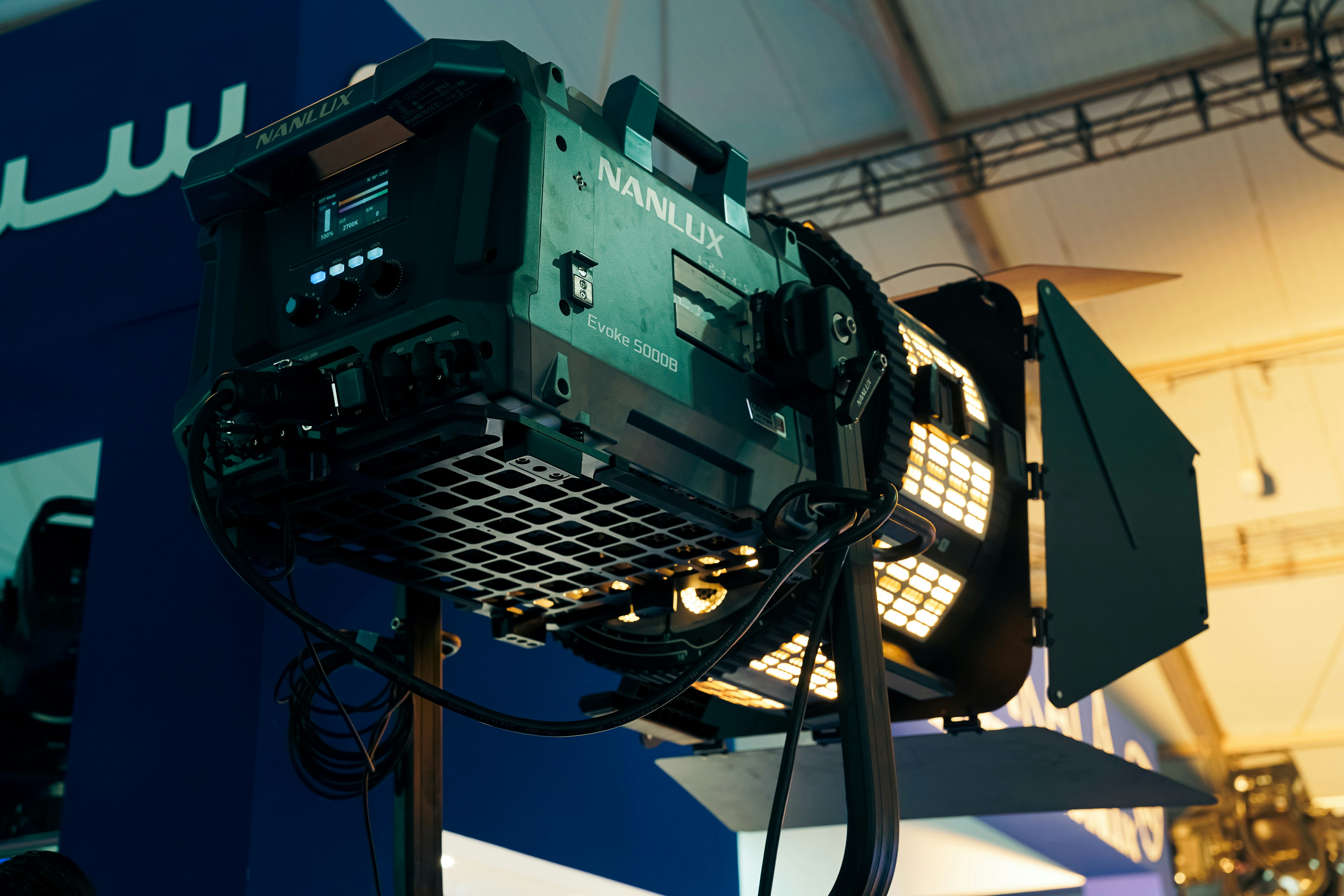 Professional led lighting fixture with barn doors