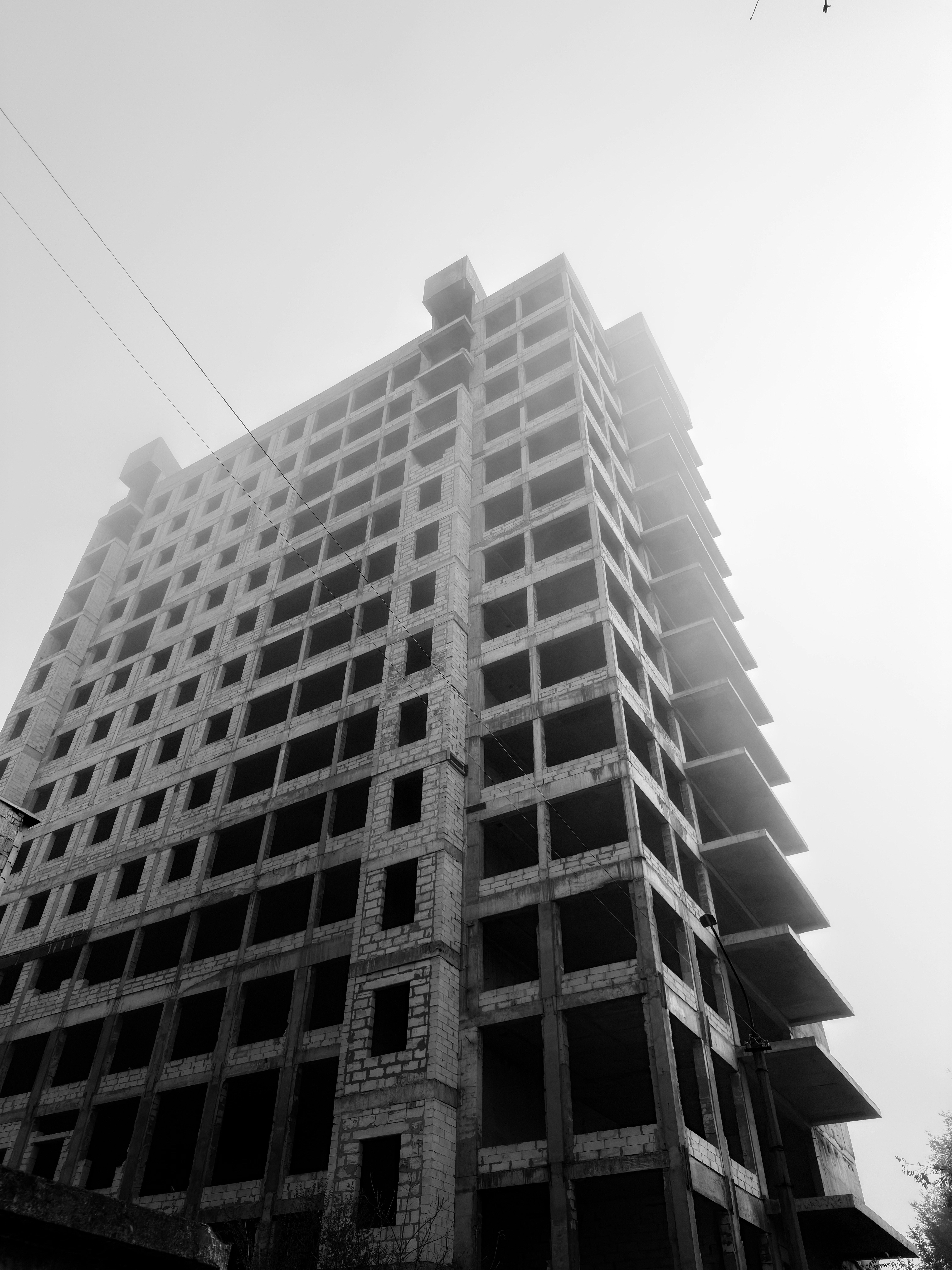 Bâtiment en béton inachevé par temps brumeux photo – Image gratuite de ...