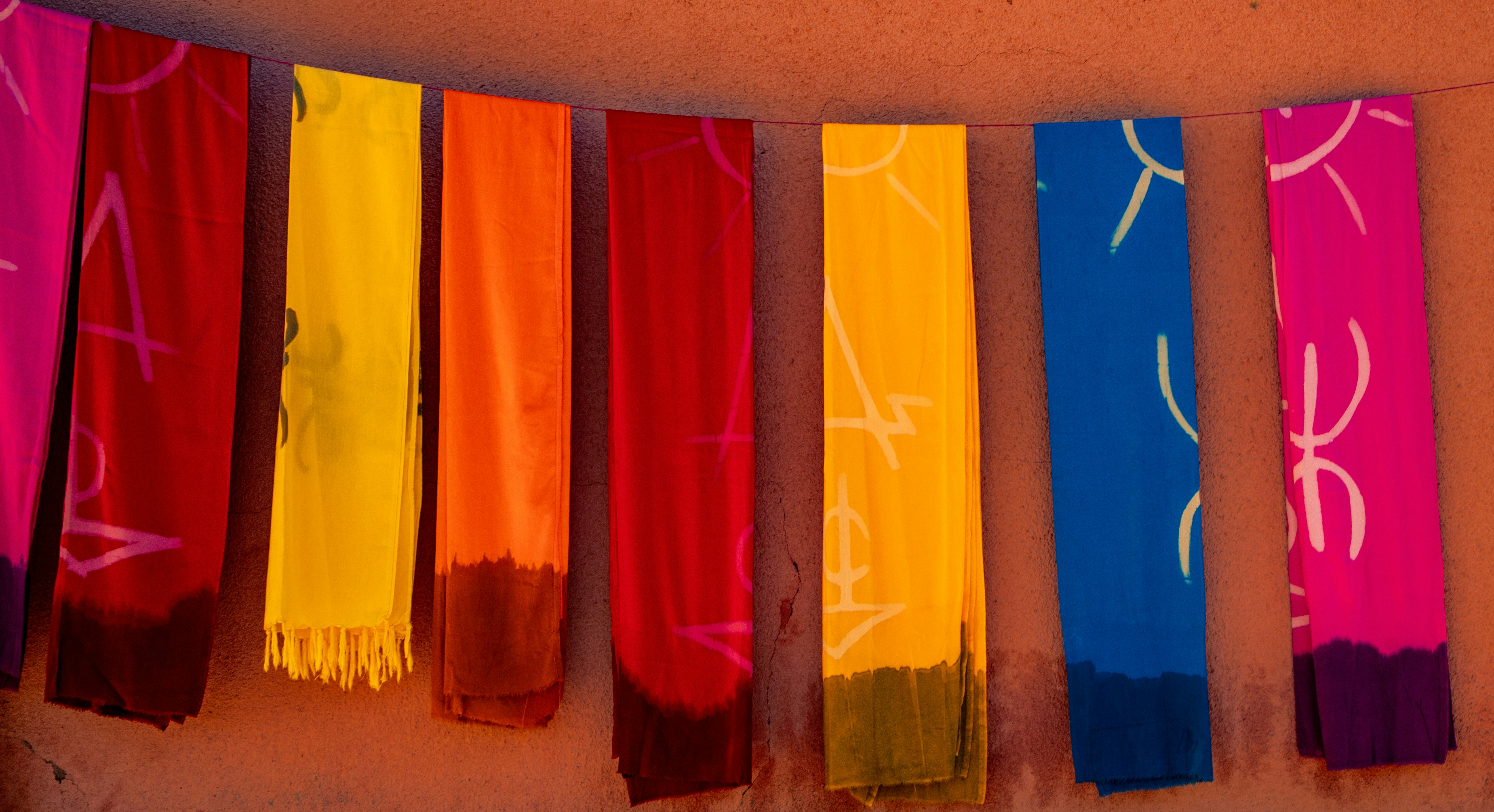 Telas coloridas colgando en una línea con patrones. foto – Imagen de ...
