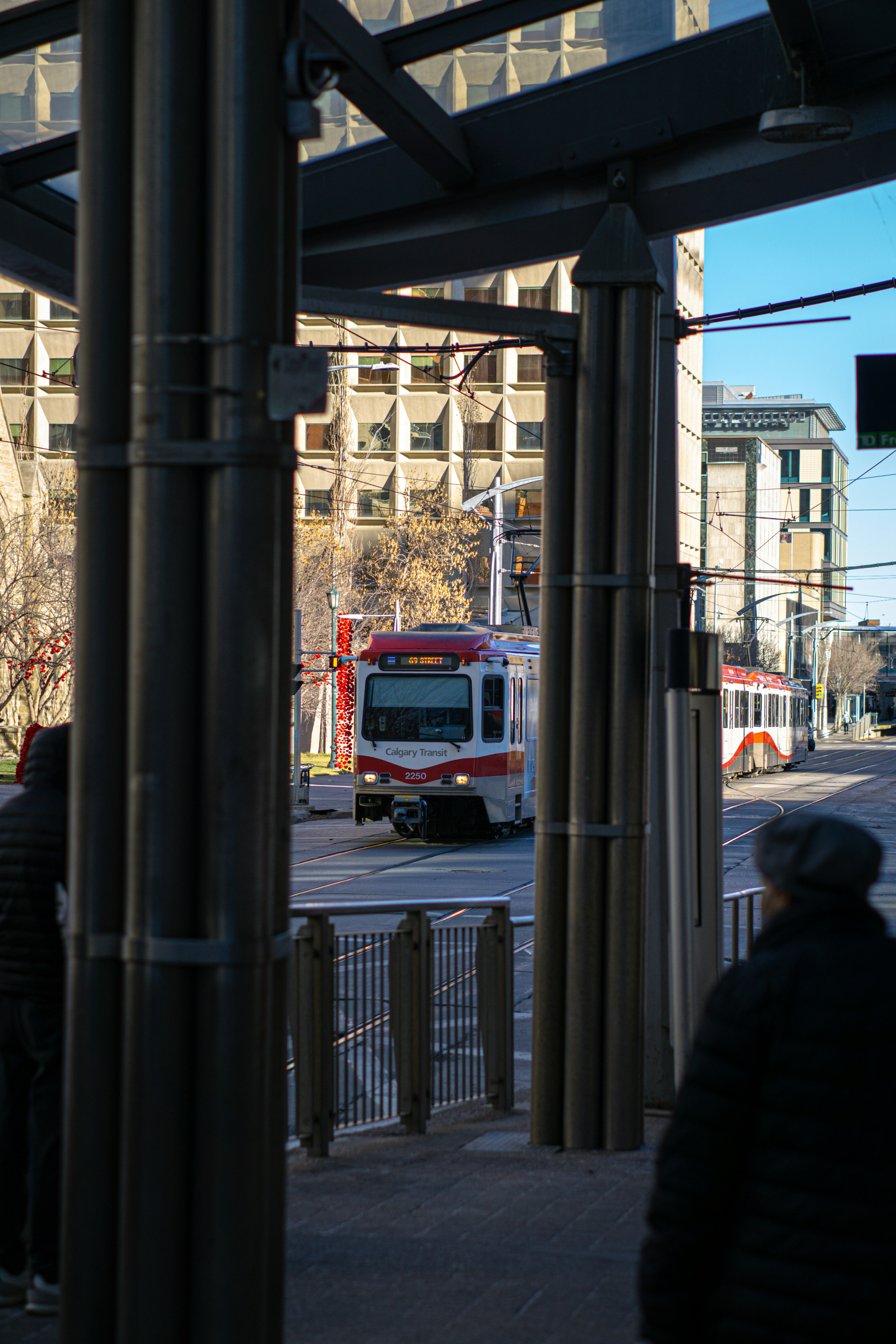 A red and white train approaches a station. photo – Free Cityscape ...