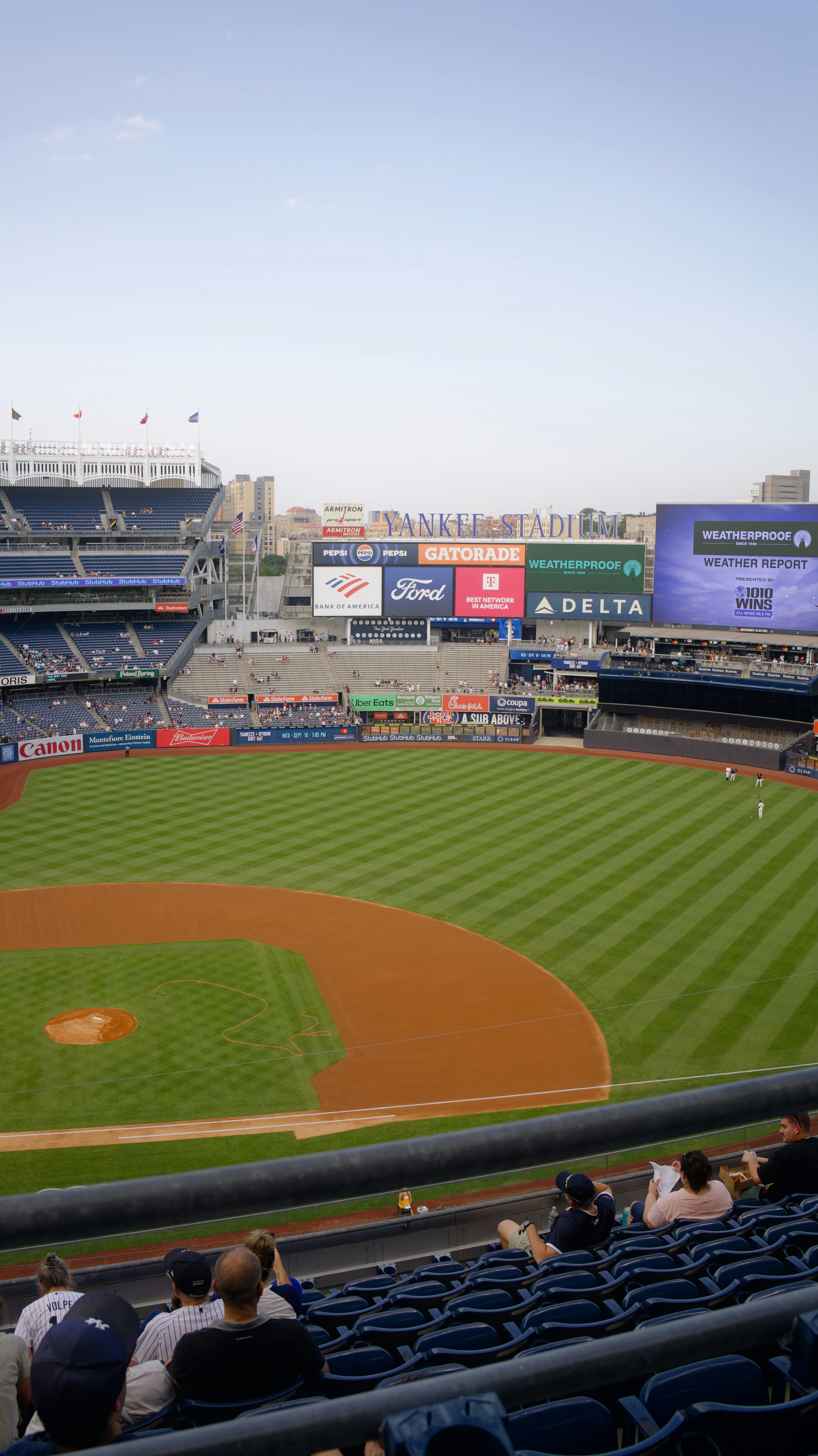 View of a baseball stadium with fans in the stands. photo – Free Field ...