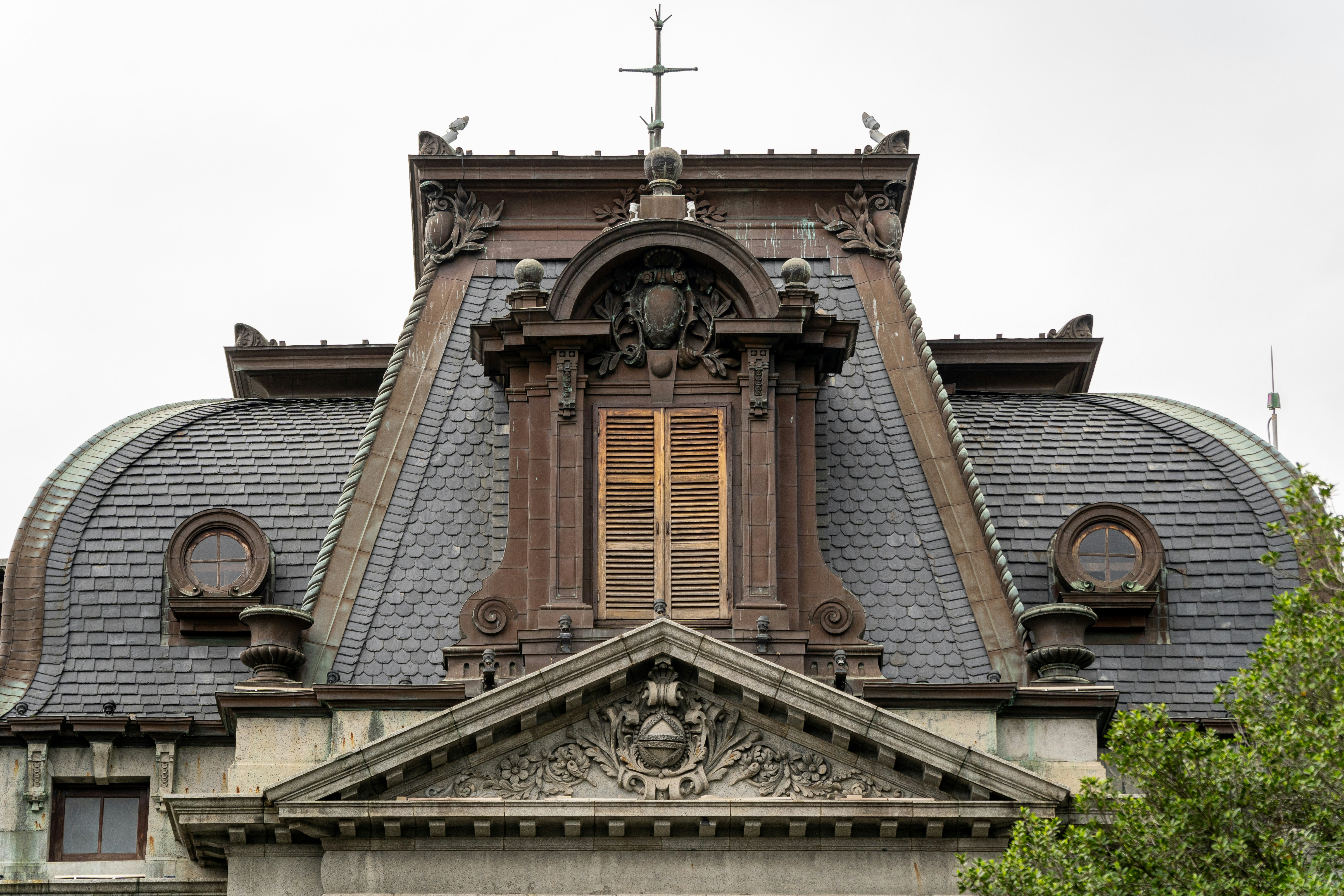 Architectural Elegance: The Regal Roofline