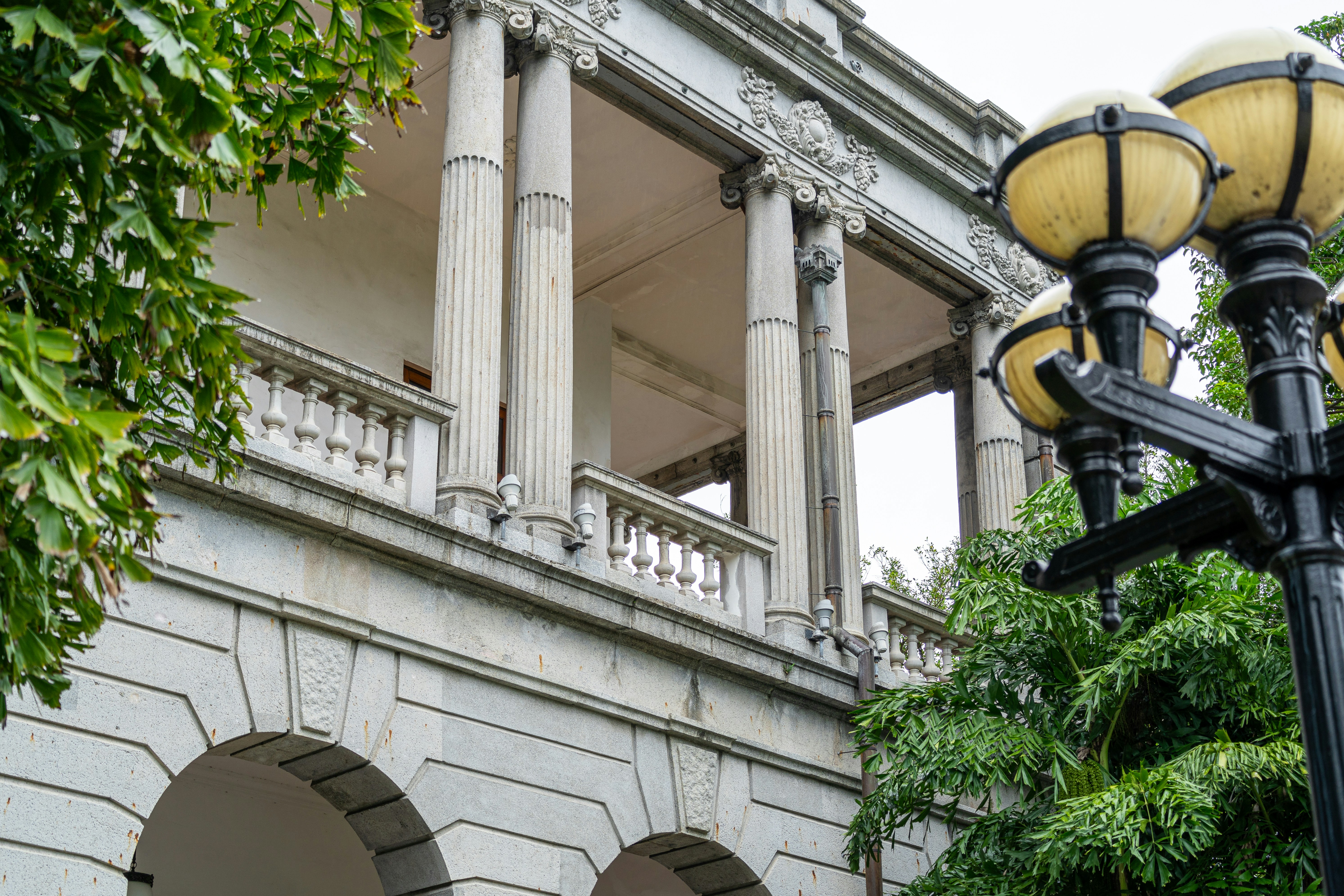 Edificio clásico con columnas y detalles ornamentados foto – Imagen de ...