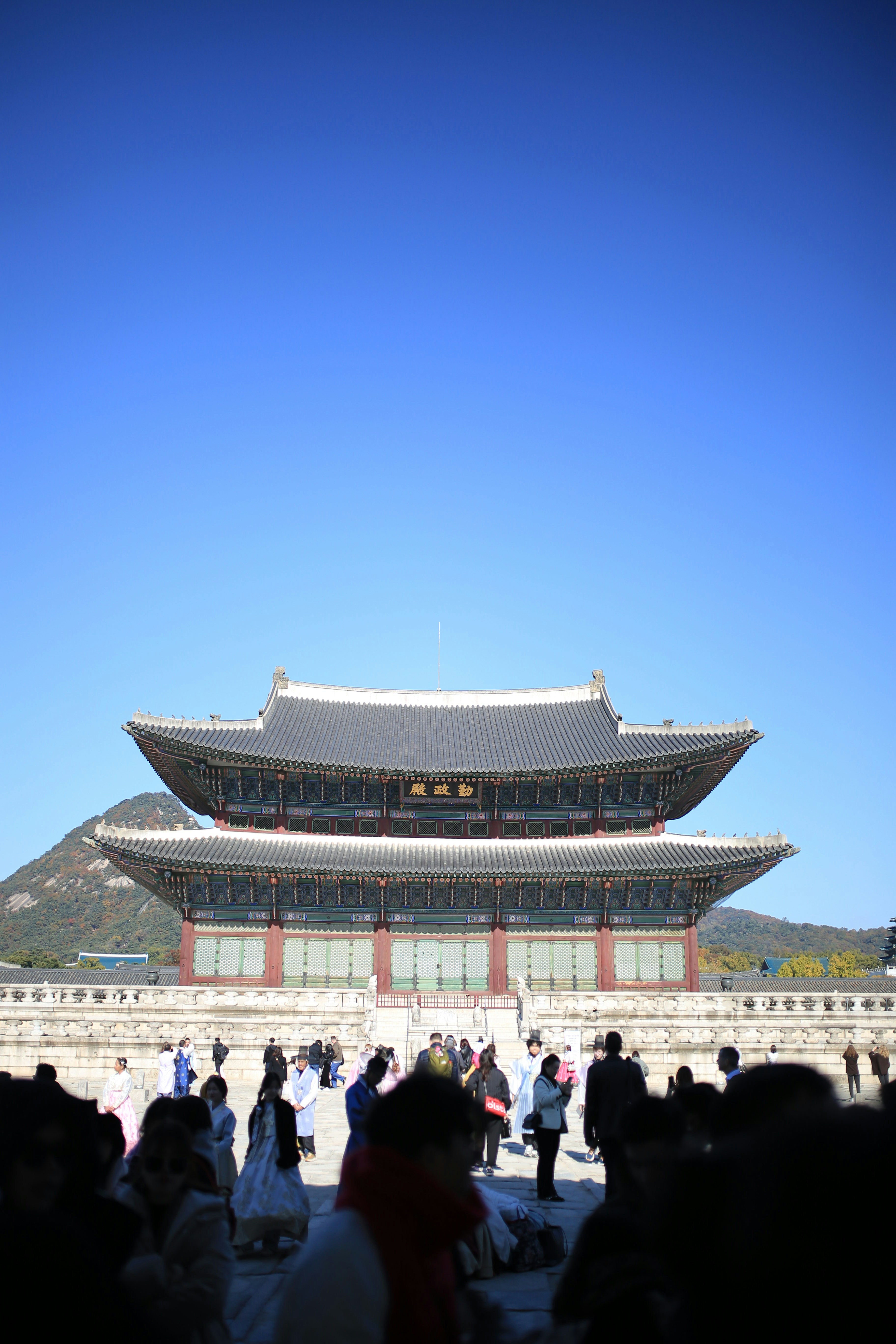 Palacio Gyeongbokgung con personas con atuendos tradicionales coreanos ...
