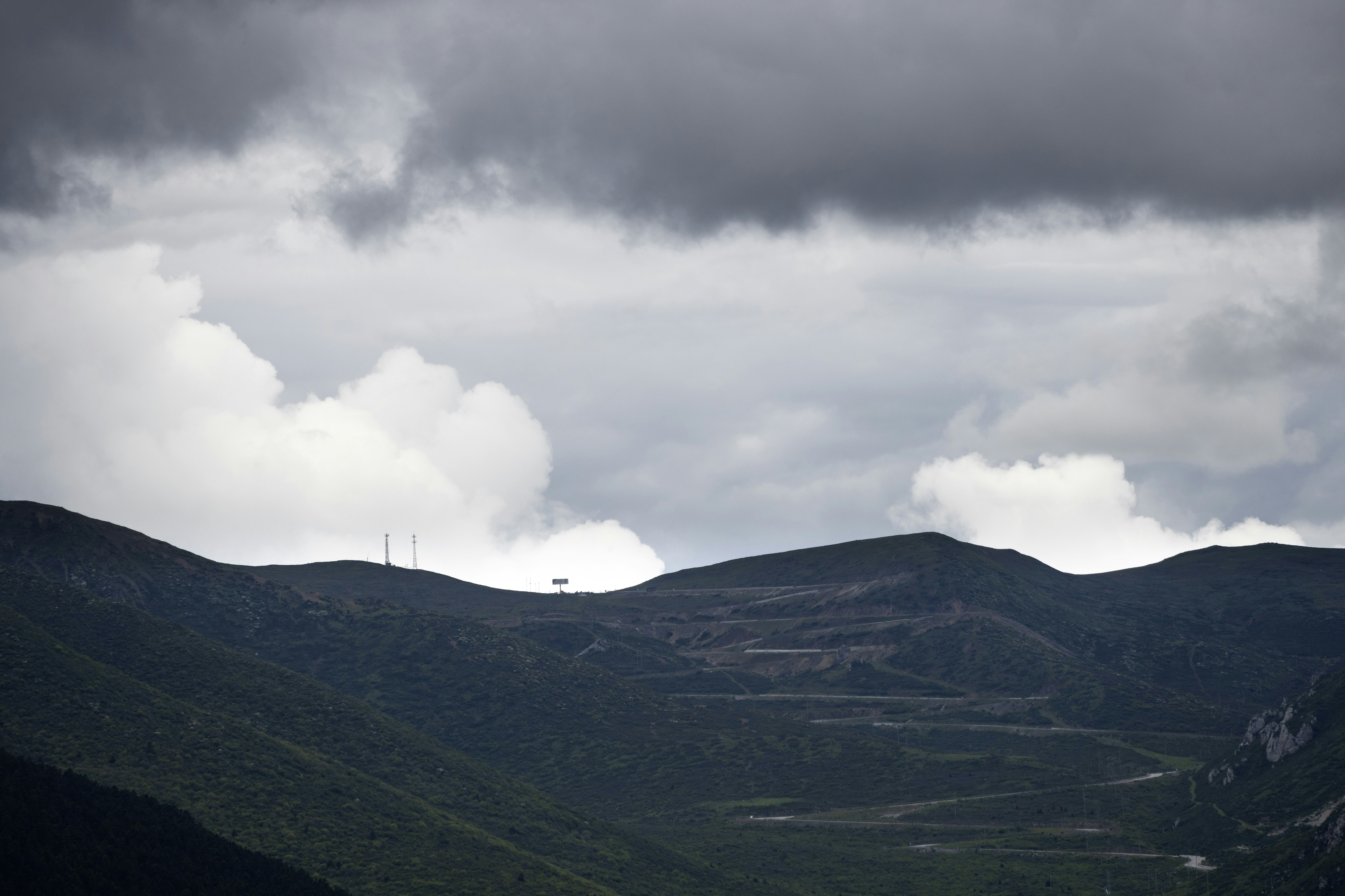 Ridge Beneath the Cloudscape: A Quiet Horizon