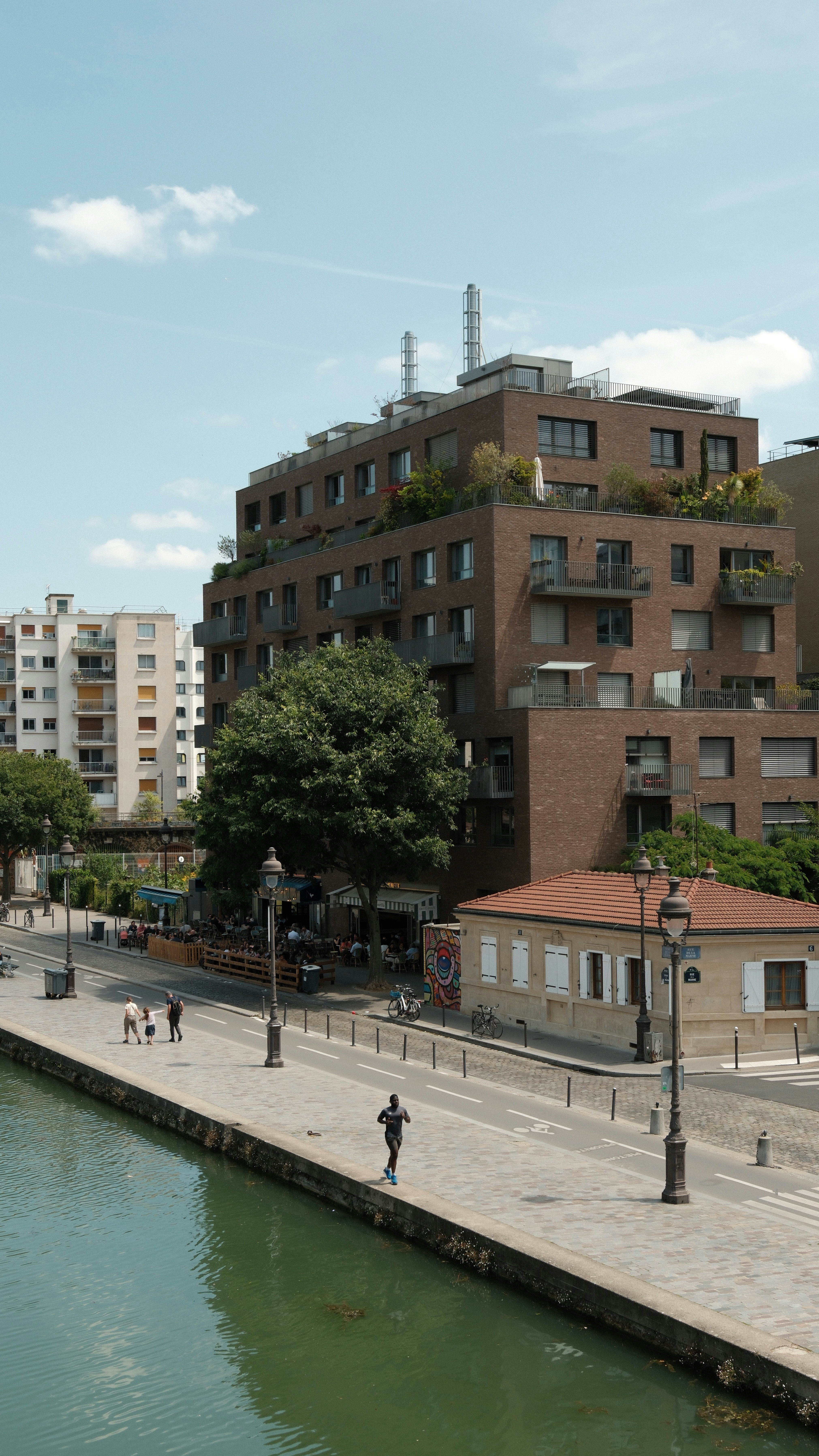 Urban Serenity: A Modern Retreat by the Water