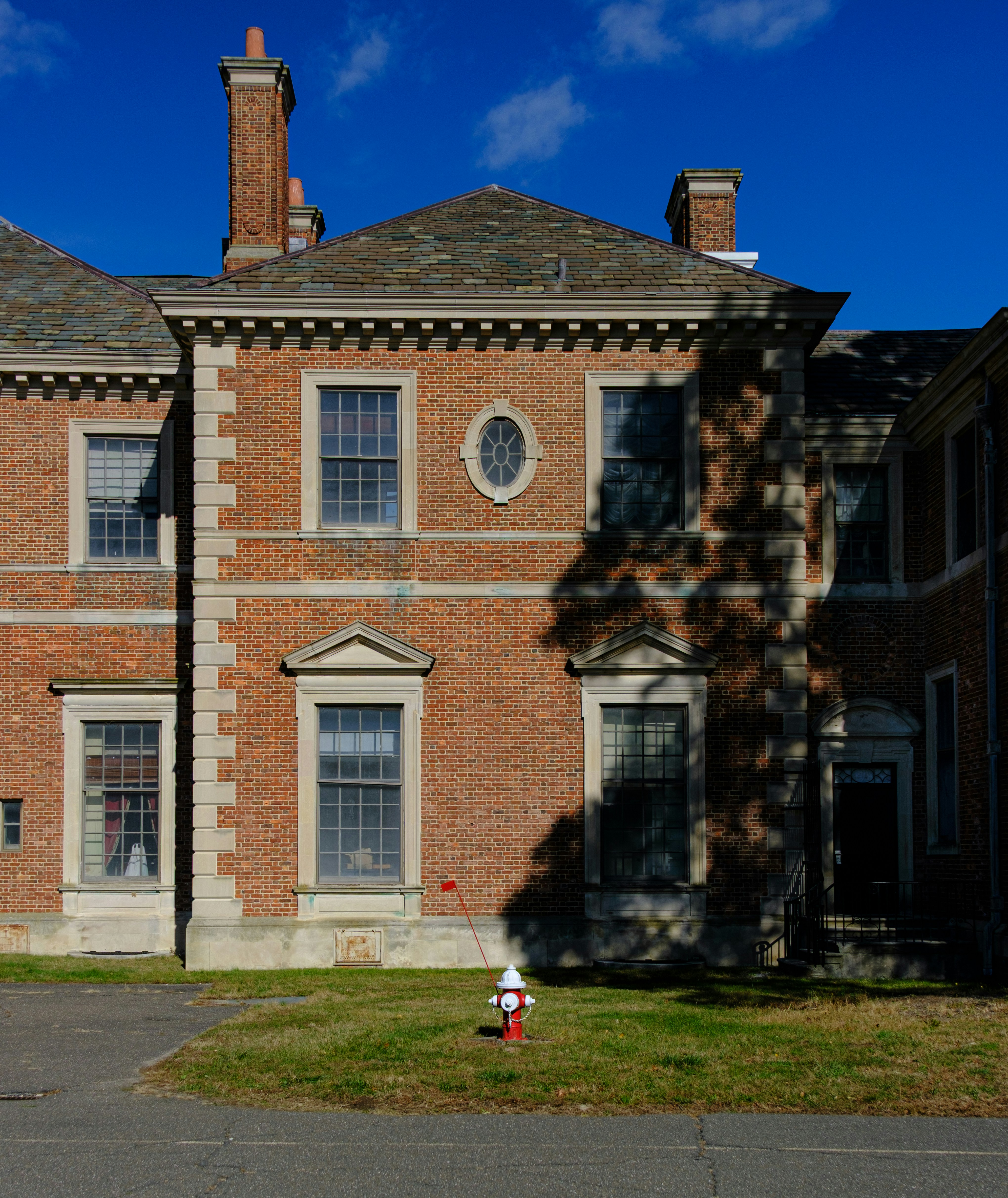 Circular Window as Anchor in a Symmetrical Brick Facade