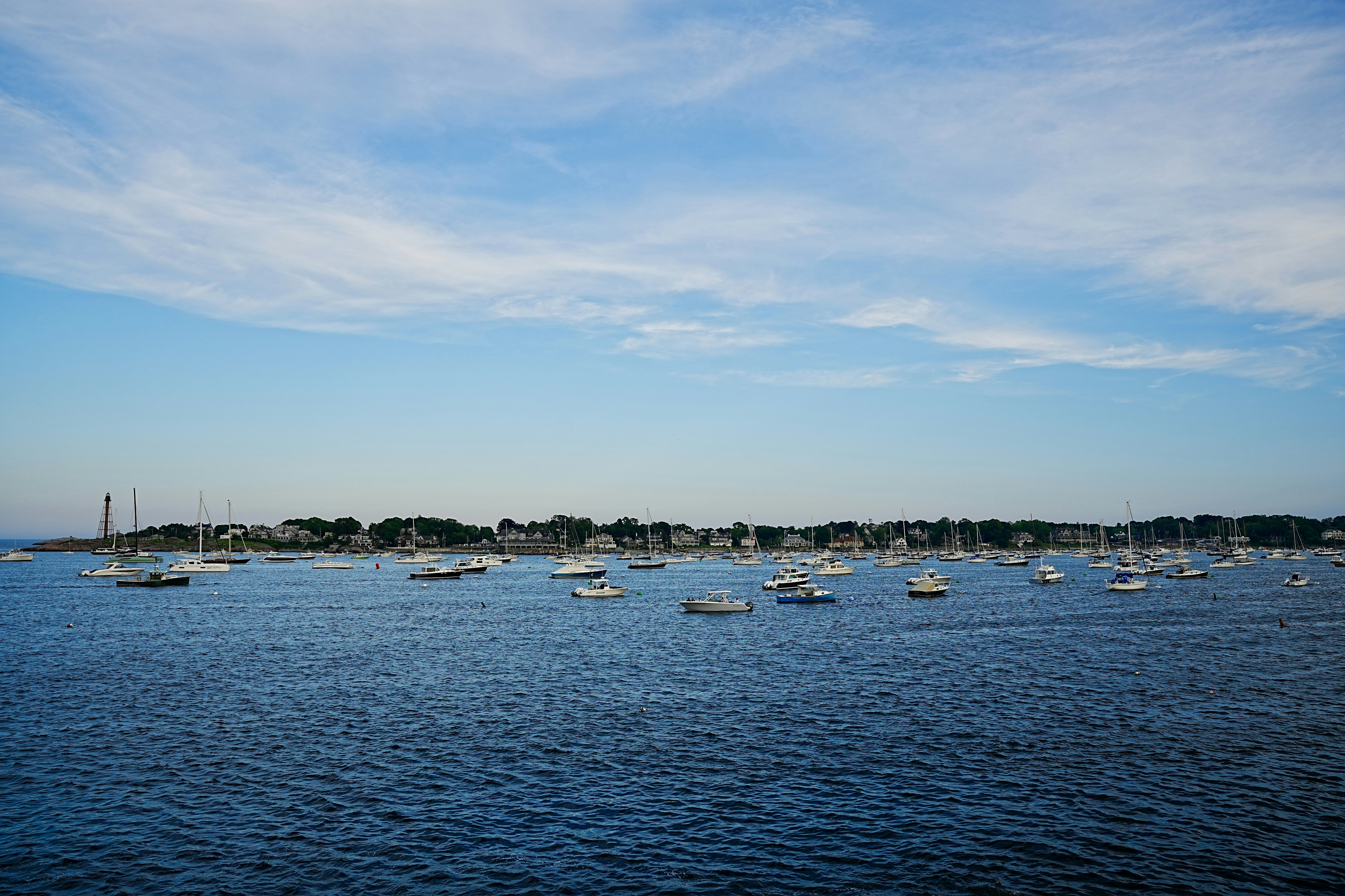 Veleros anclados en una tranquila bahía azul bajo el cielo. foto ...