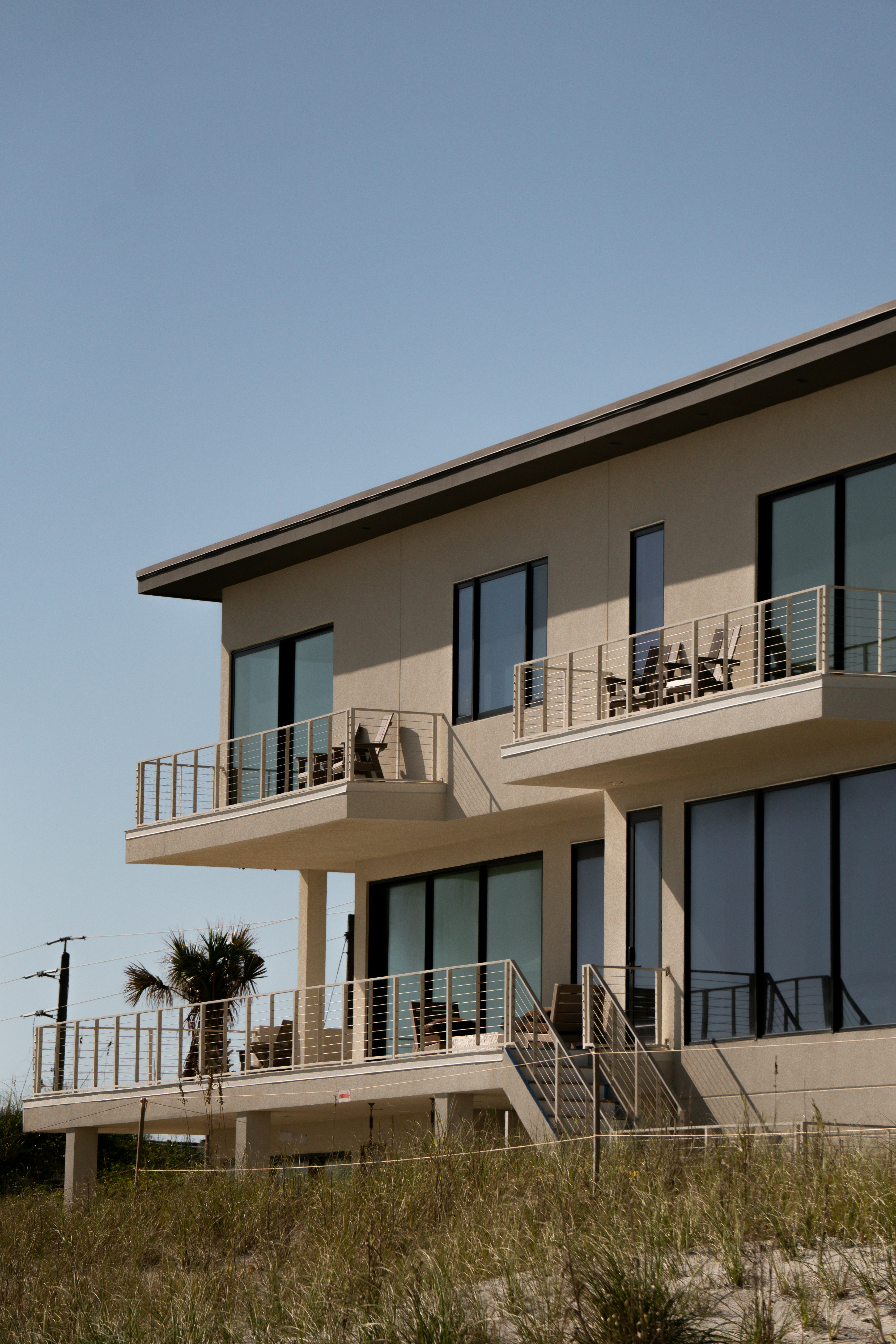 Modern Coastal Retreat: A Harmonious Blend of Architecture and Nature