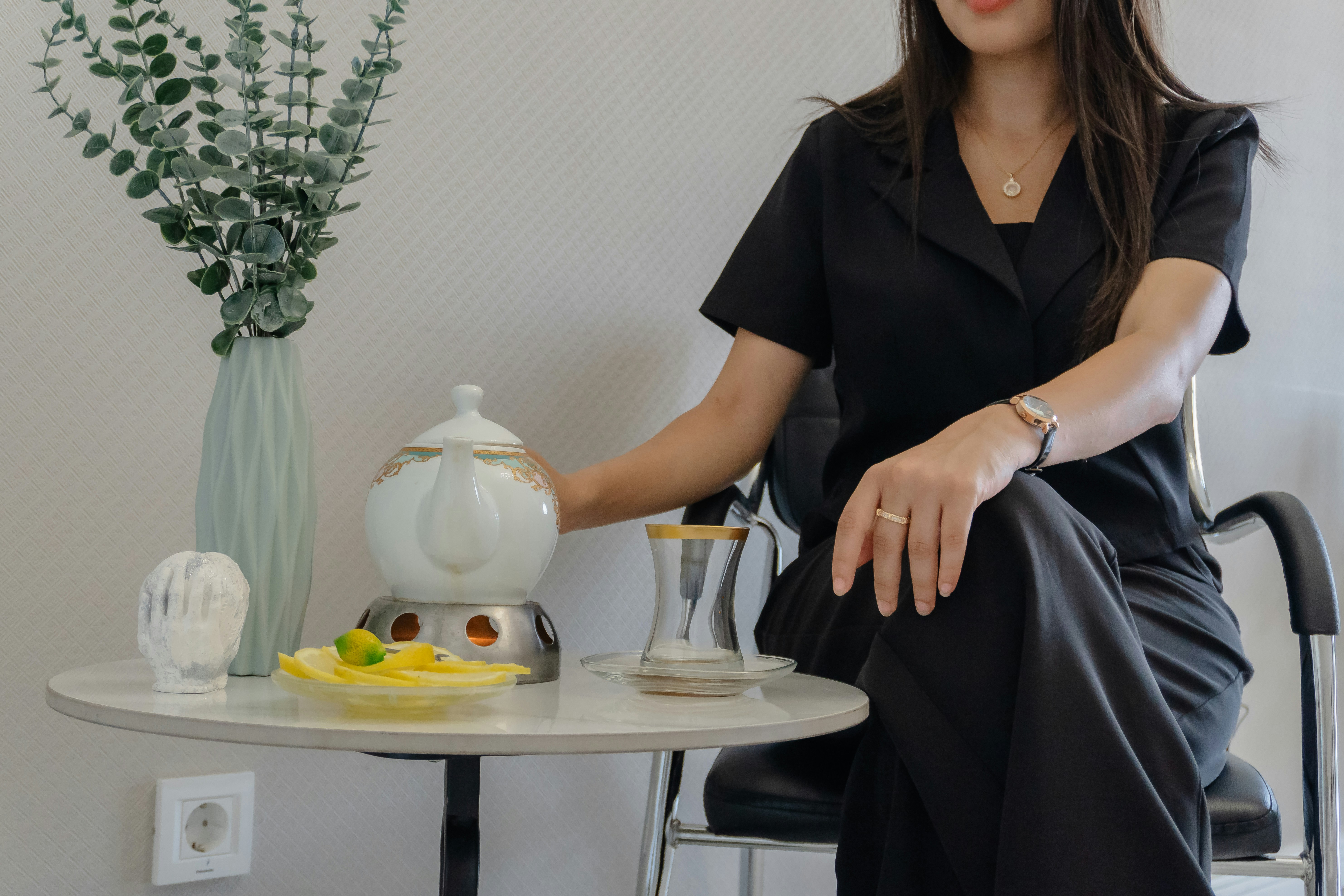 Teapot and Quiet Focus: A Minimal Moment at the Table