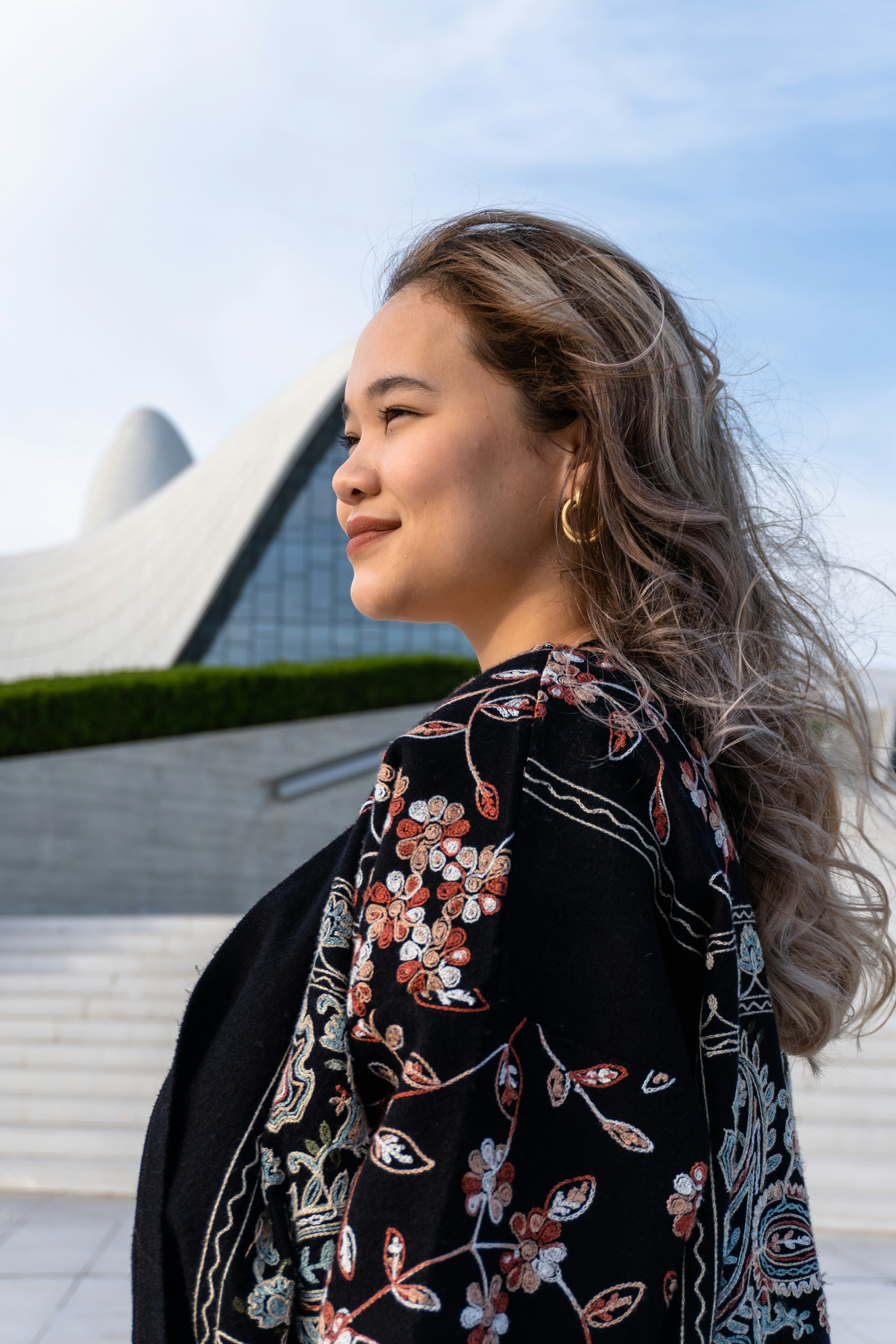 Profile by the Curve: Portrait Framed by Sculpted Architecture