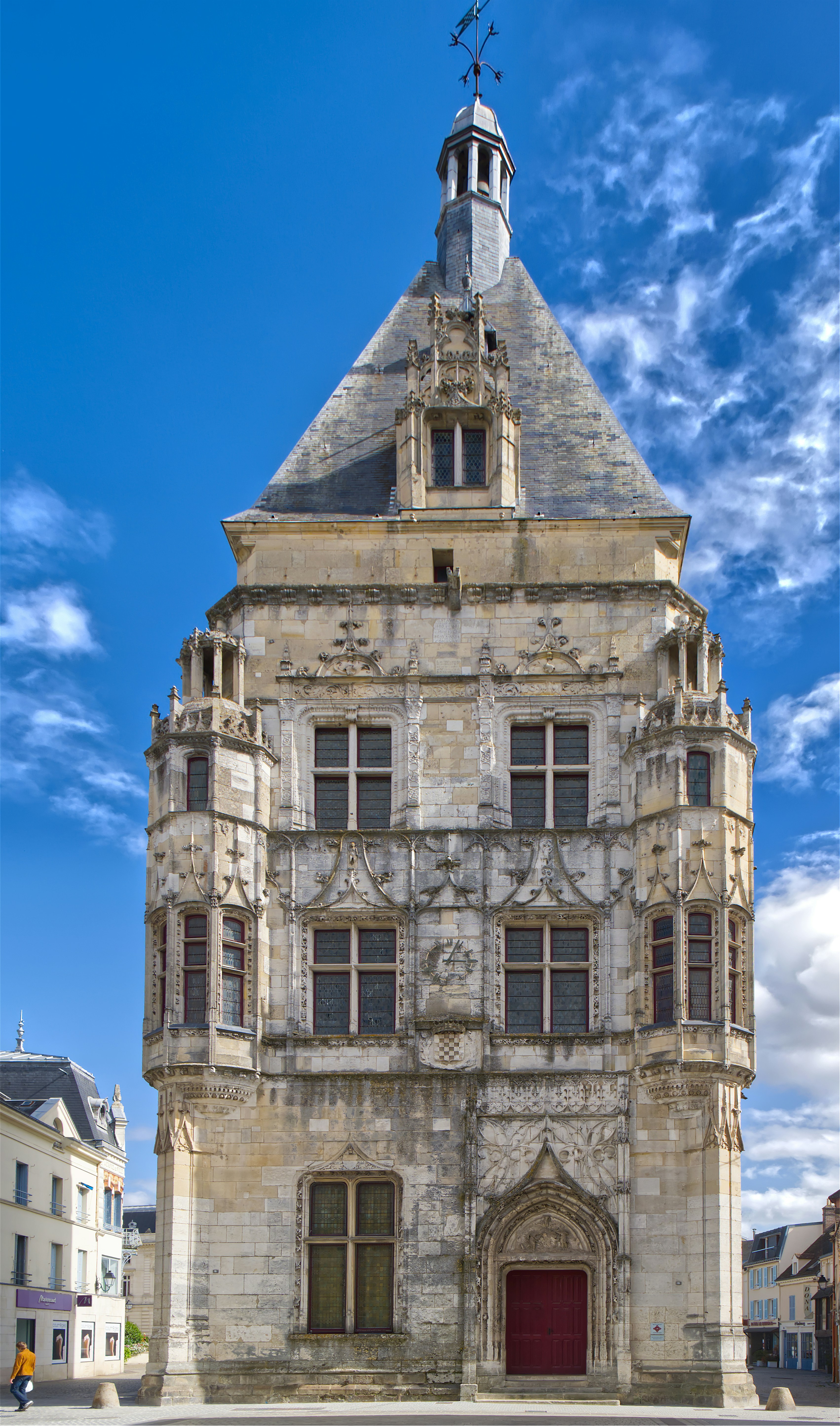 Le beffroi de Dreux a été érigé entre 1512 et 1537, sous les règnes de Louis XII et François Ier, par trois architectes renommés dont Clément Métézeau. Il symbolise les libertés communales acquises par les bourgeois drouais dès le règne de Louis VI le Gros. À l’origine, il servait à la fois d’hôtel de ville et de poste d’observation pour prévenir les incendies ou les mouvements de troupes hostiles.