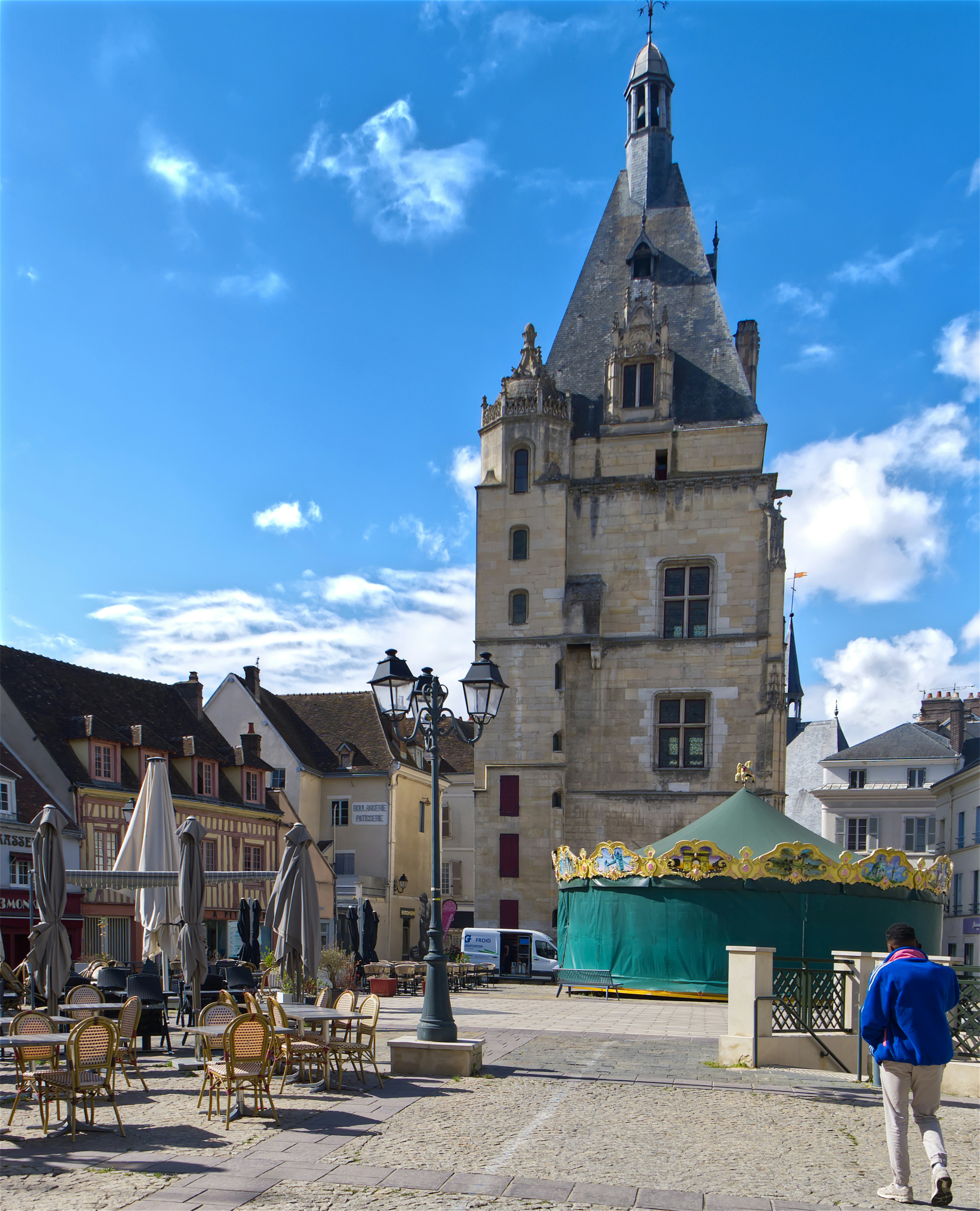 Le beffroi de Dreux a été érigé entre 1512 et 1537, sous les règnes de Louis XII et François Ier, par trois architectes renommés dont Clément Métézeau. Il symbolise les libertés communales acquises par les bourgeois drouais dès le règne de Louis VI le Gros. À l’origine, il servait à la fois d’hôtel de ville et de poste d’observation pour prévenir les incendies ou les mouvements de troupes hostiles.